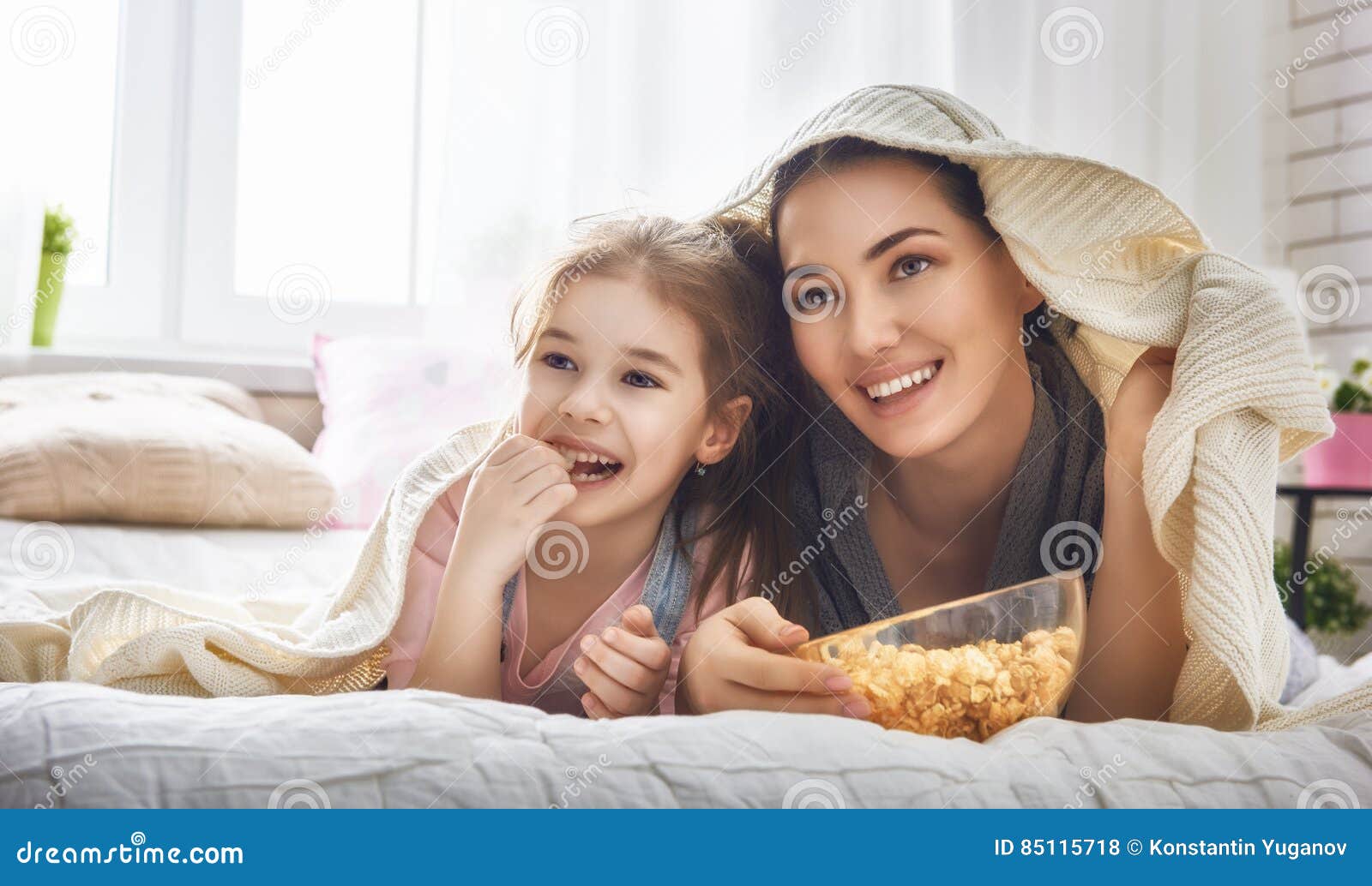 Mutter Und Tochter, Die Popcorn Essen Stockfoto - Bild von kind ...