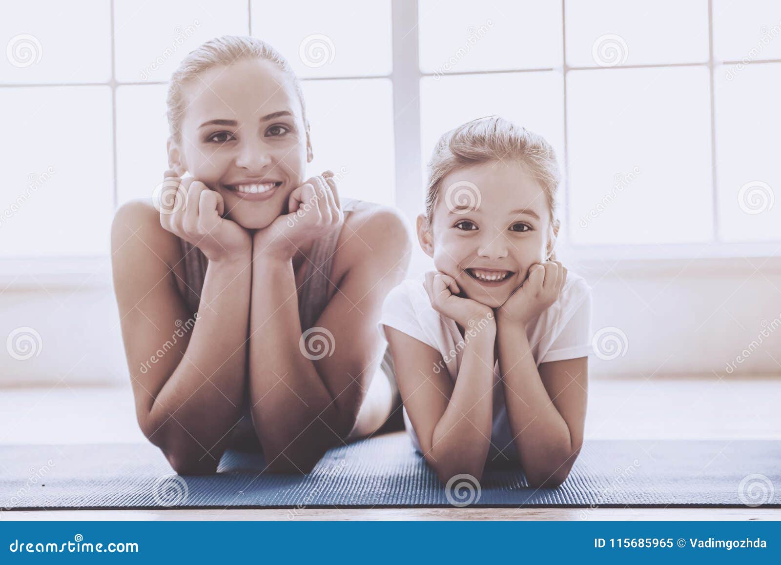Mutter Und Tochter, Die Sport Tun Stockbild - Bild von schön, gesund ...