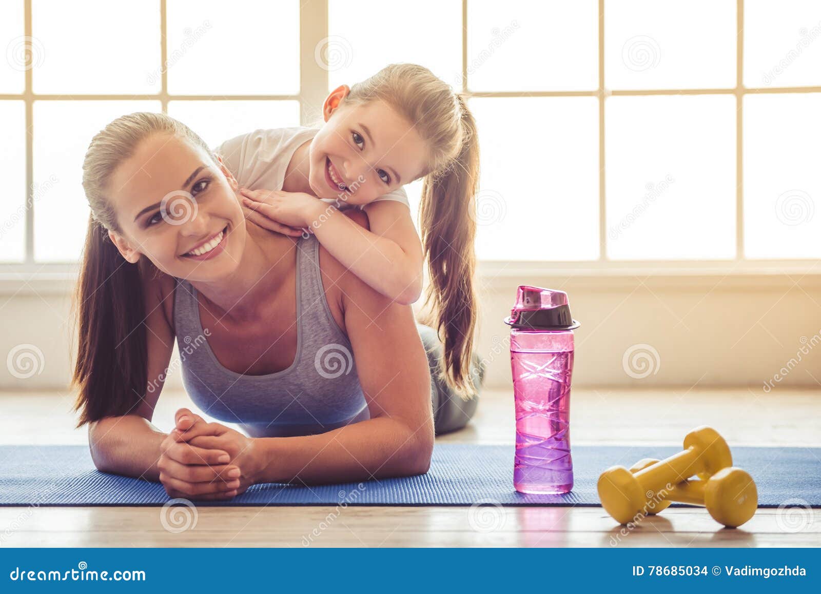 Mutter Und Tochter, Die Sport Tun Stockfoto - Bild von familie ...