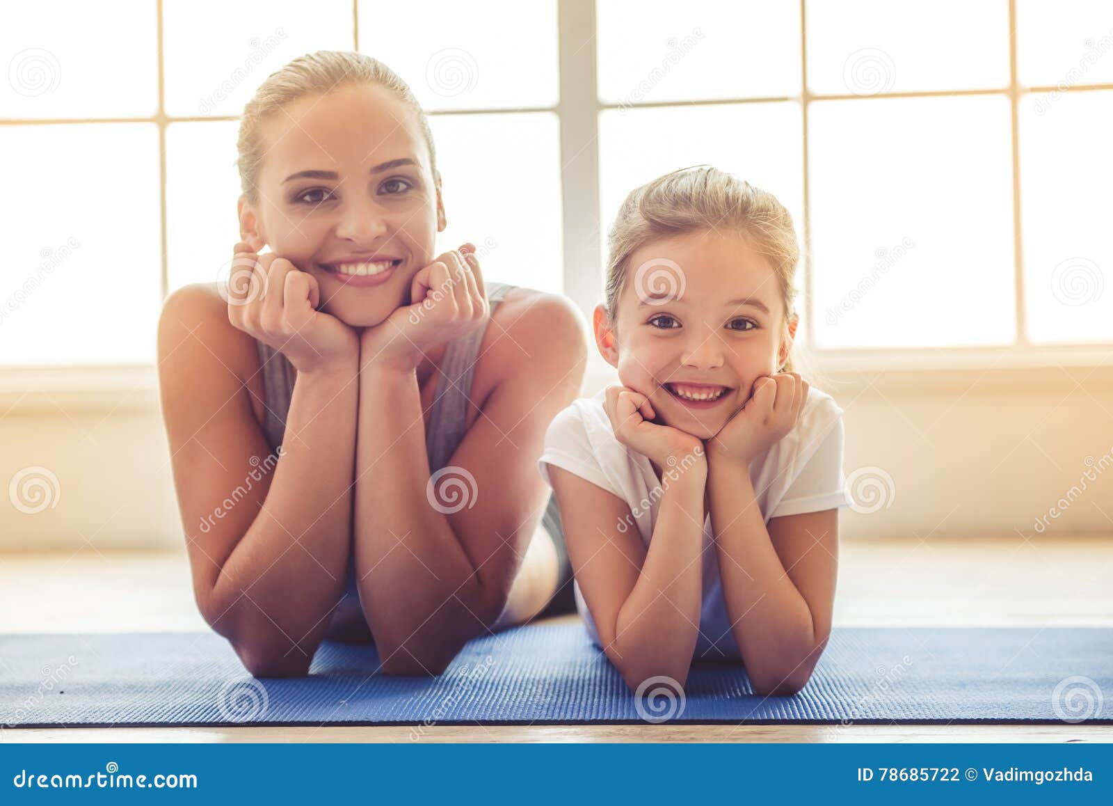 Mutter Und Tochter, Die Sport Tun Stockfoto - Bild von ausbildung ...