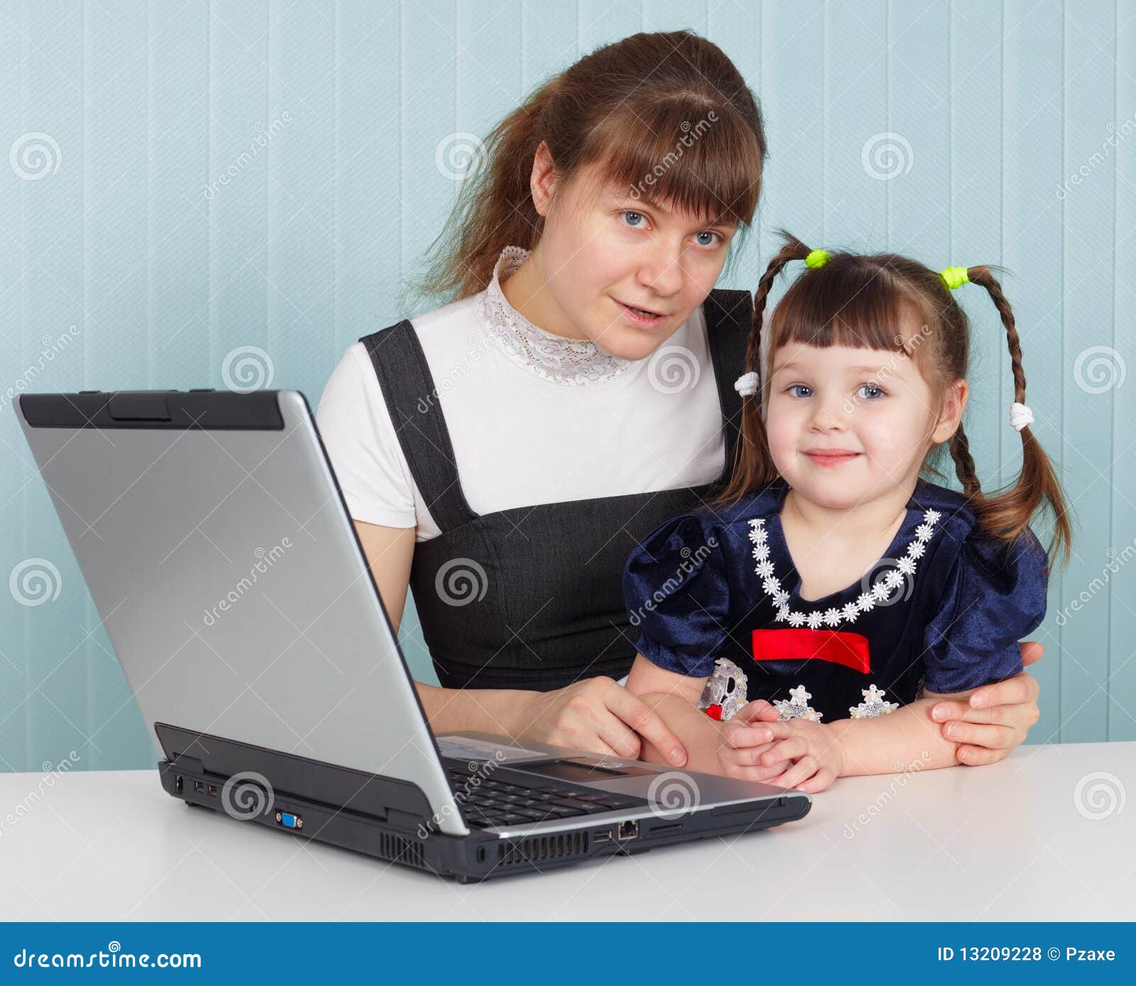 Mutter Und Tochter, Die am Tisch Mit Computer Sitzen Stockfoto - Bild ...