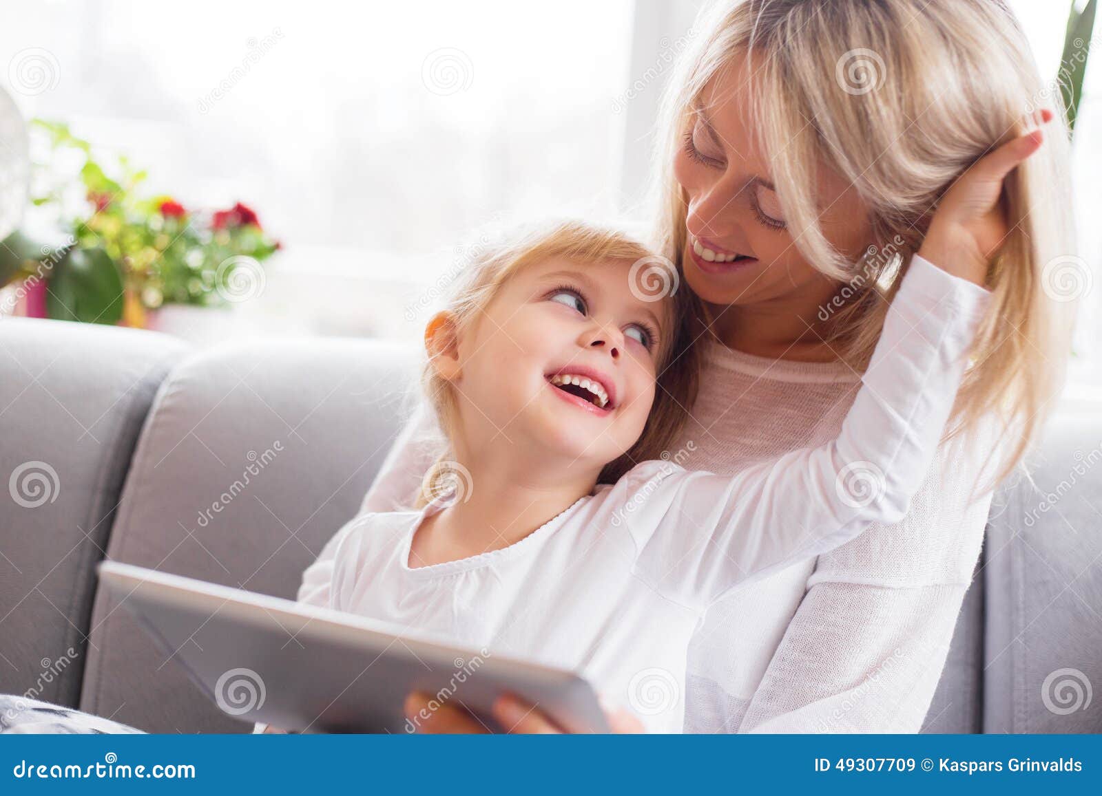 Mutter Und Tochter, Die Zusammen Tablet-Computer Verwendet Stockbild ...