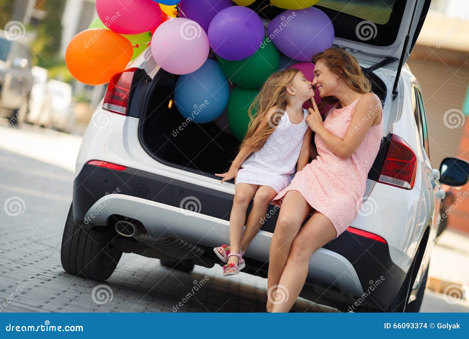 Mutter Und Tochter in Einem Auto Mit Ballonen Stockfoto - Bild von ...