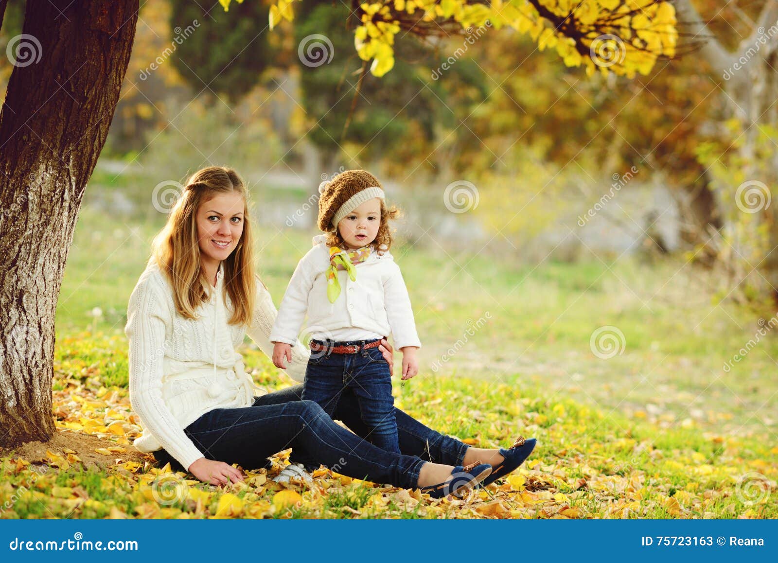Mutter und Tochter im Fall stockbild. Bild von spiel - 75723163