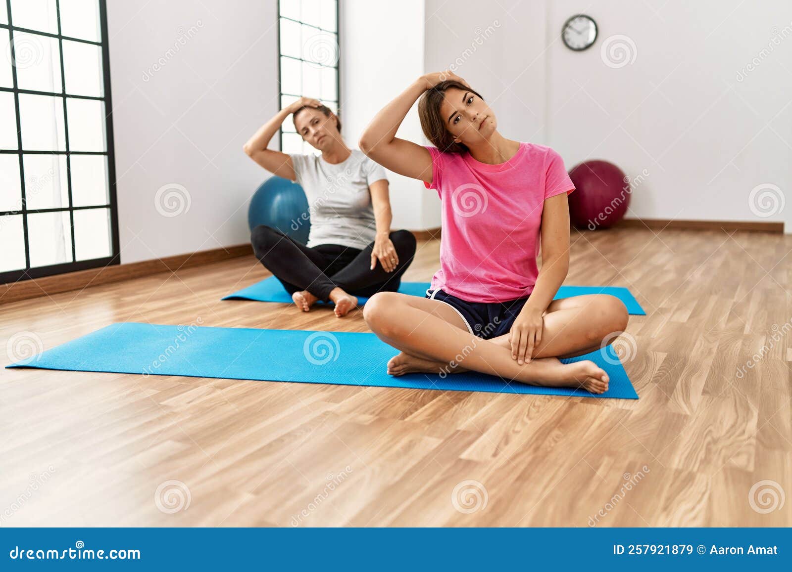 Mutter Und Tochter Im Sportzentrum Stockbild - Bild von tochter, raum ...