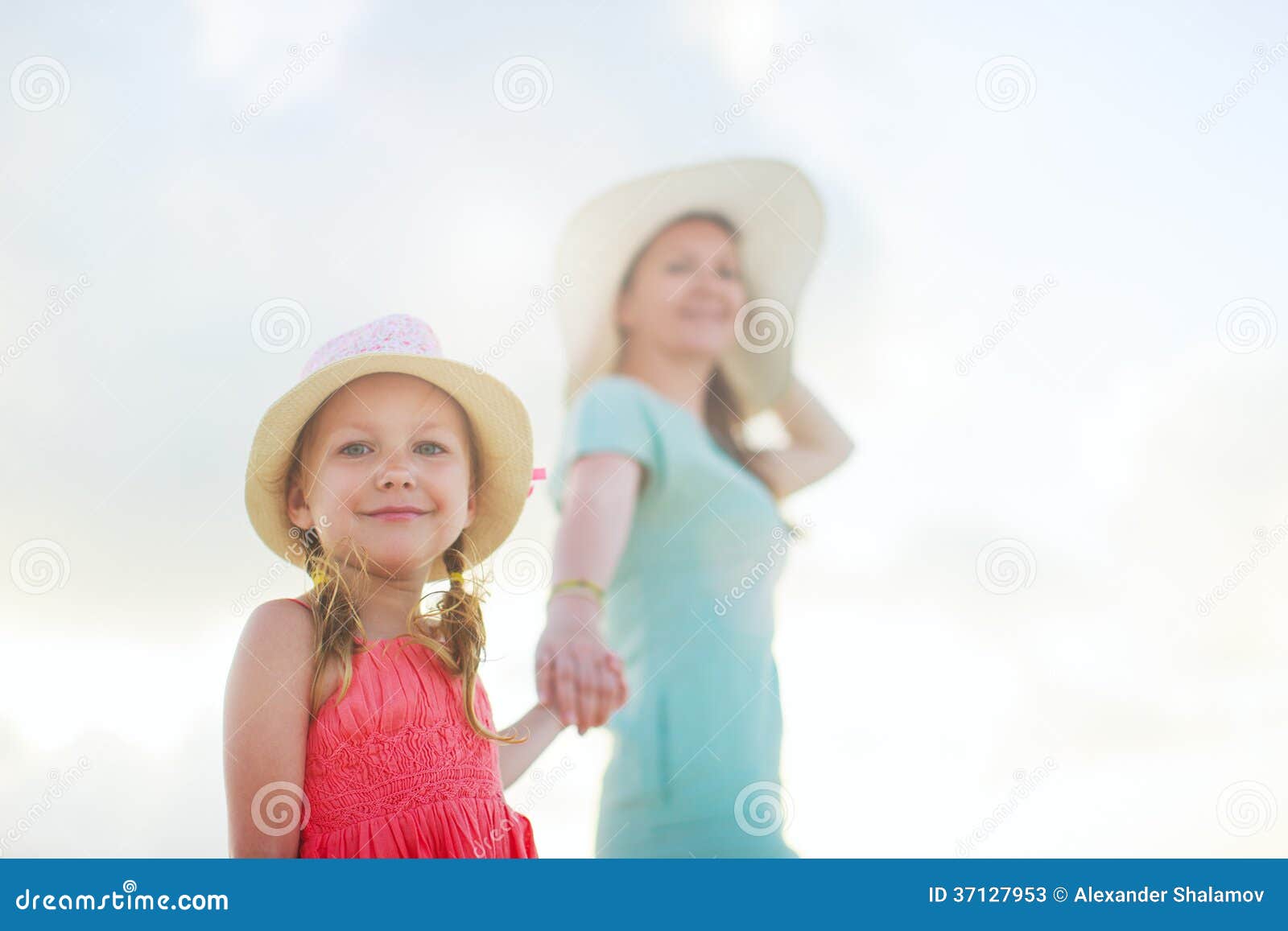 Mutter Und Tochter Im Urlaub Stockbild - Bild von leute, zicklein: 37127953