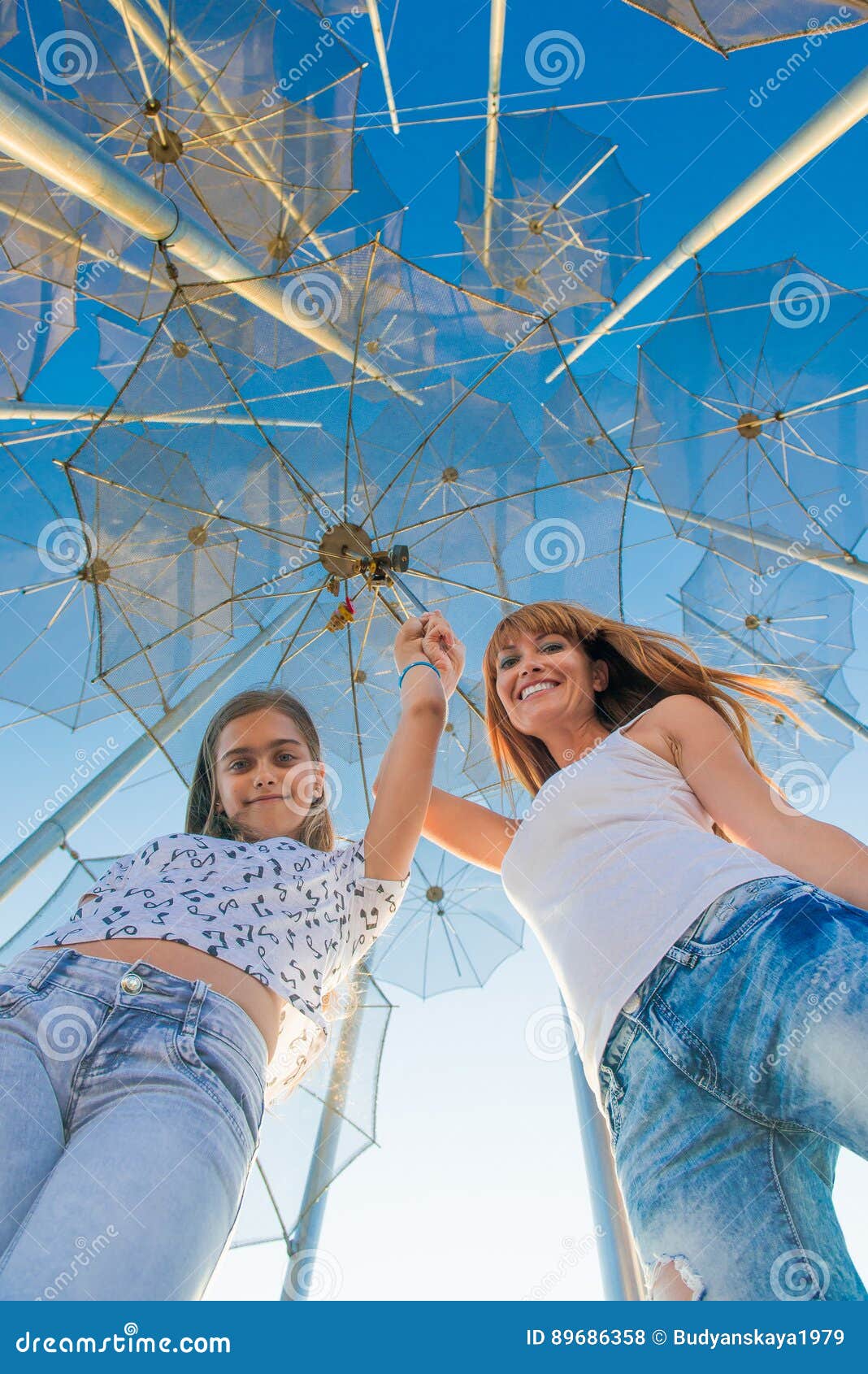Mutter Und Tochter Im Urlaub Redaktionelles Stockfoto - Bild von ...