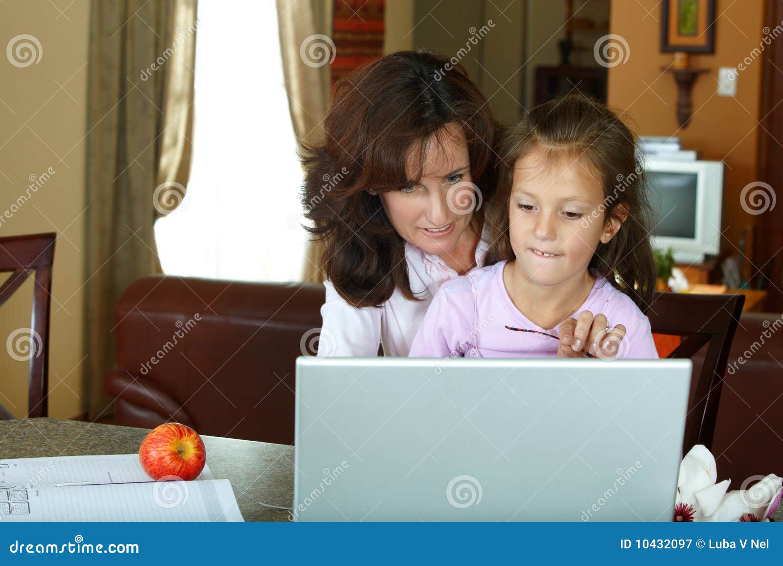 Mutter Und Tochter Mit Laptop Stockbild - Bild von heimarbeit, mädchen ...