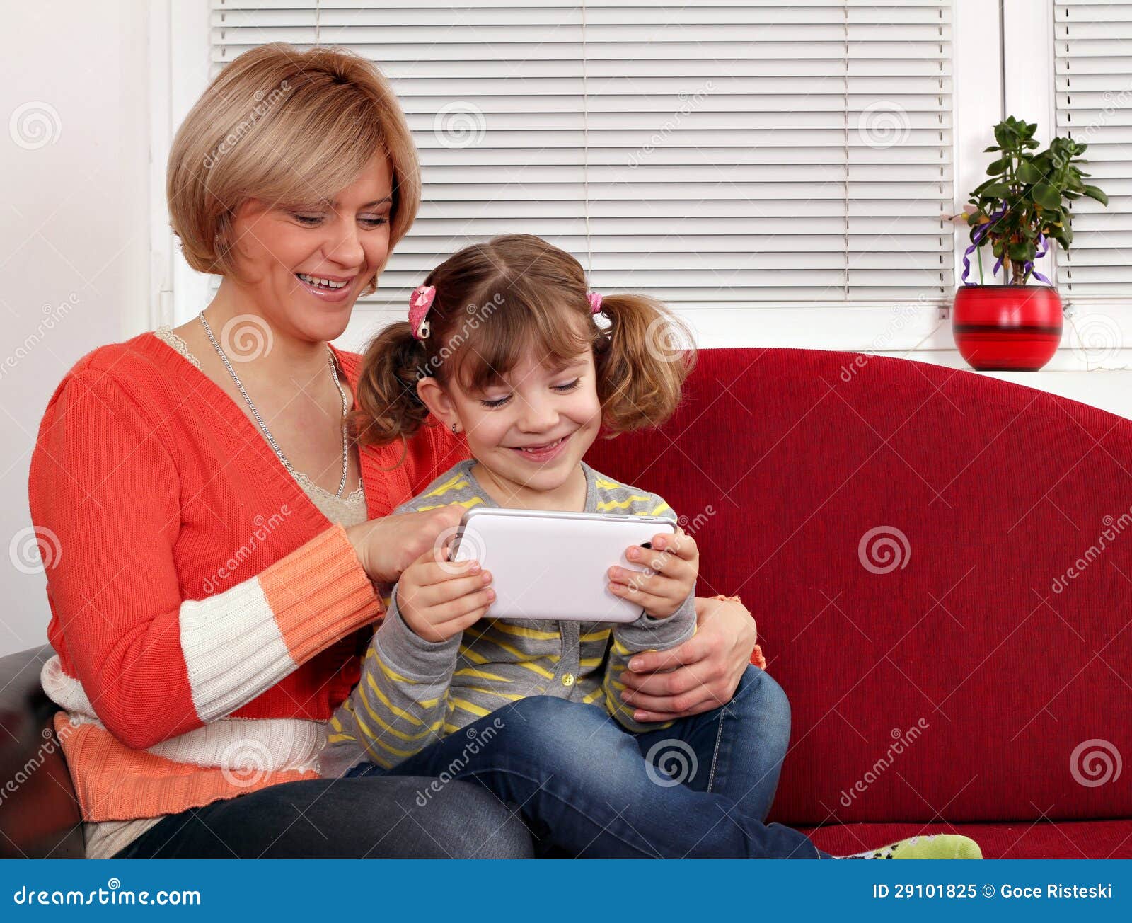Mutter Und Tochter Mit Tablette-PC-Familienszene Stockbild - Bild von ...