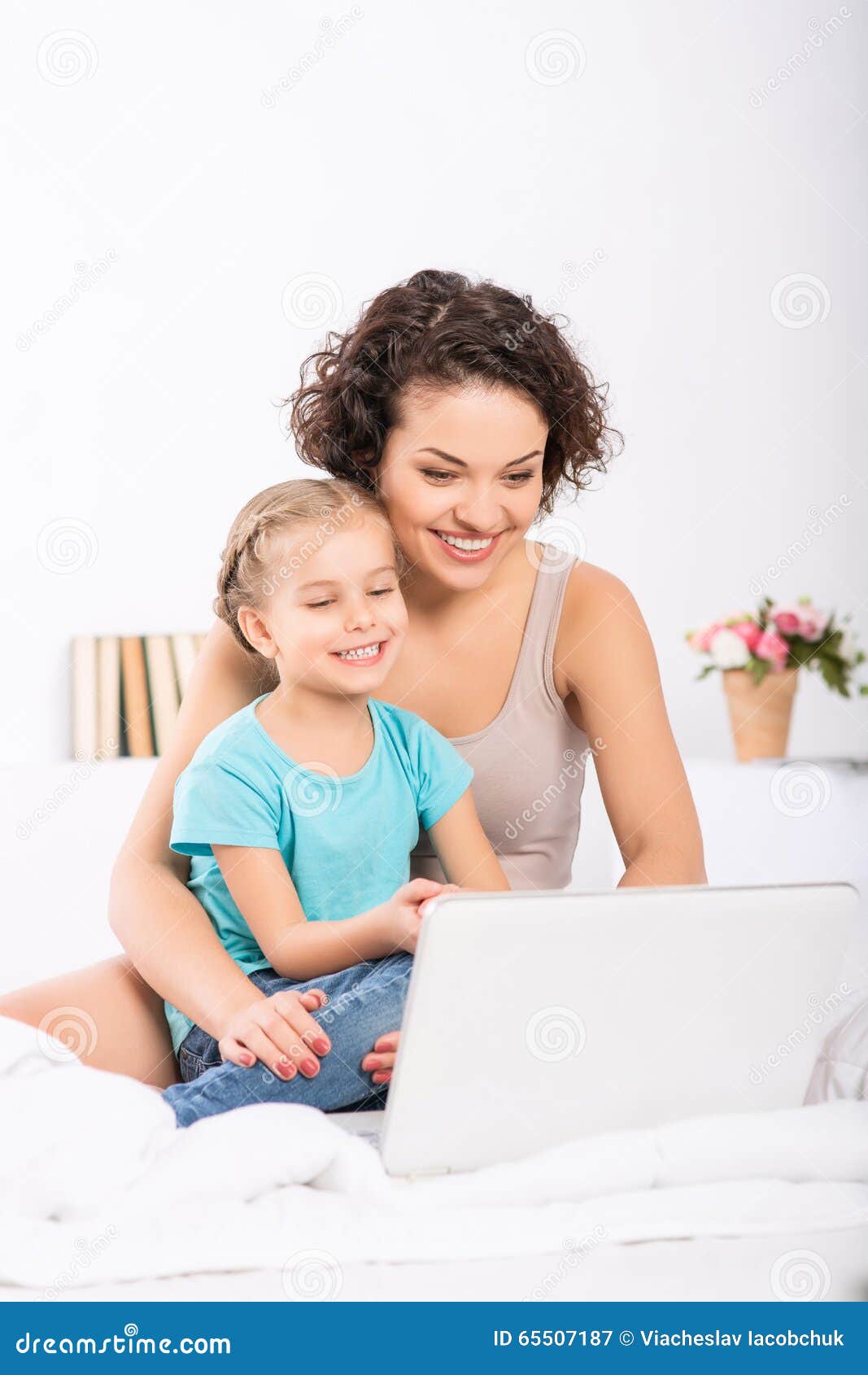 Mutter Und Tochter Sind Vor Laptop Stockbild - Bild von familie ...