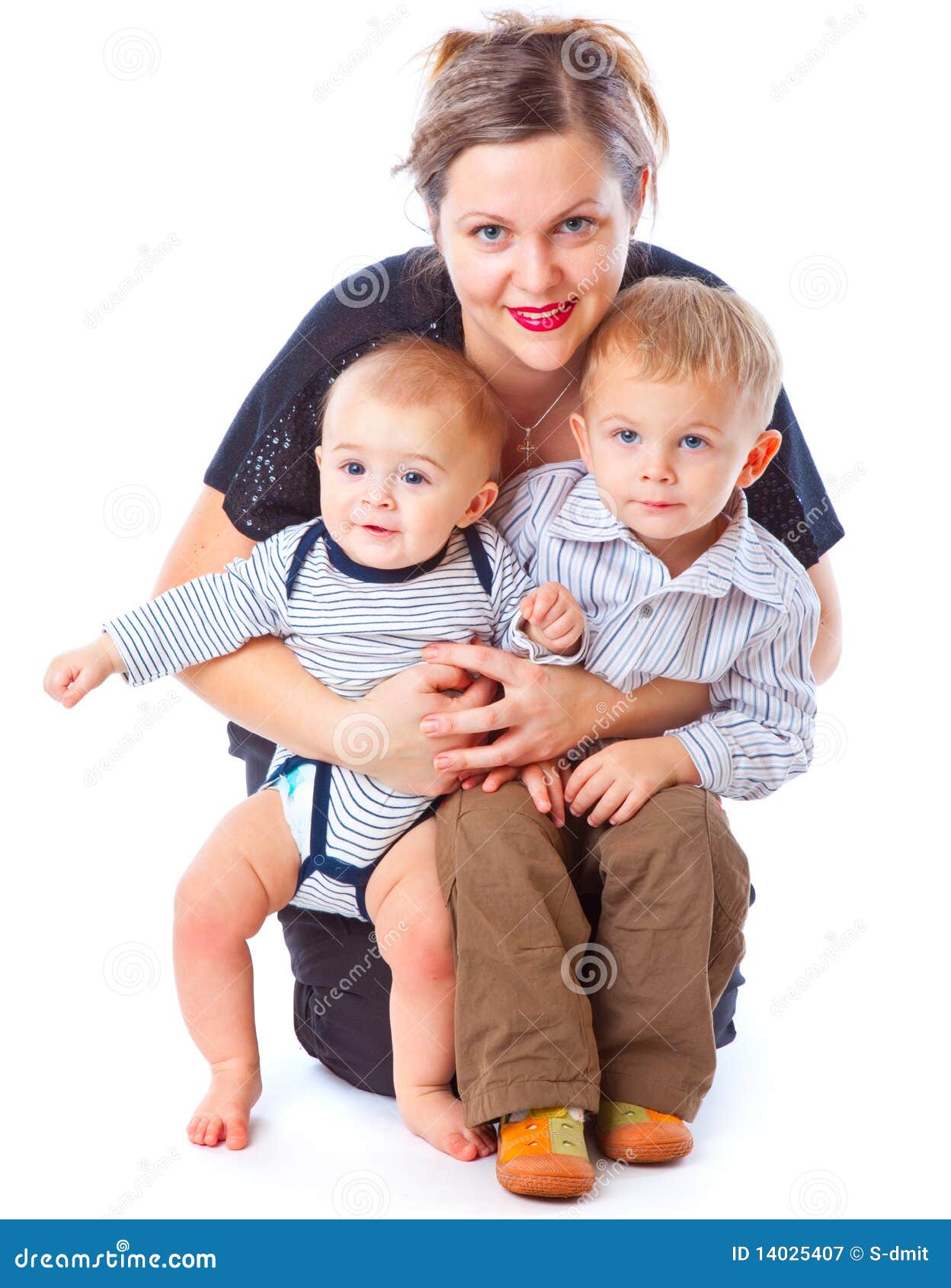 Mutter und zwei Jungen stockbild. Bild von junge, liebe - 14025407