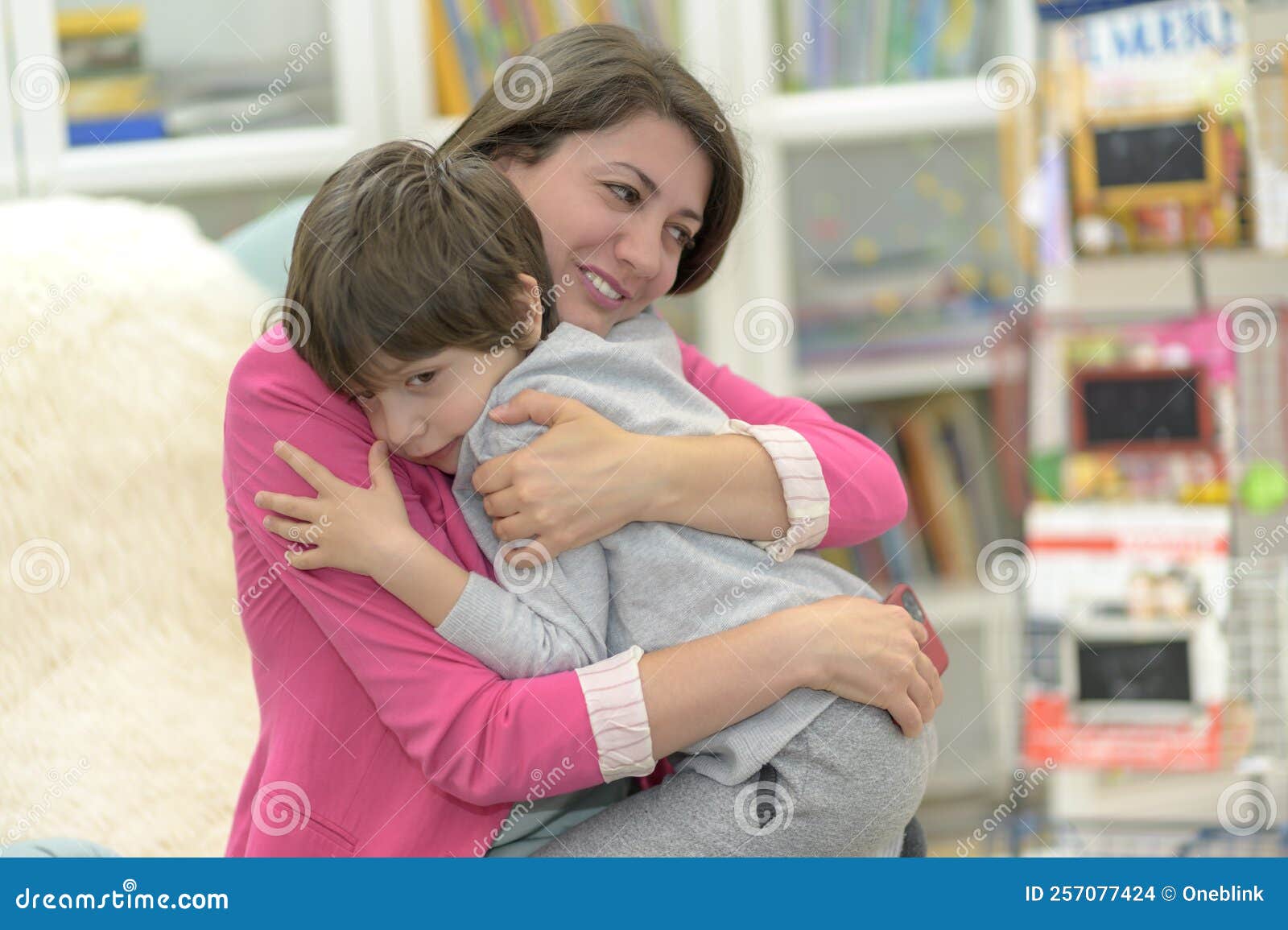 Mutterliebe stockfoto. Bild von familie, ruhe, lebensstil - 257077424
