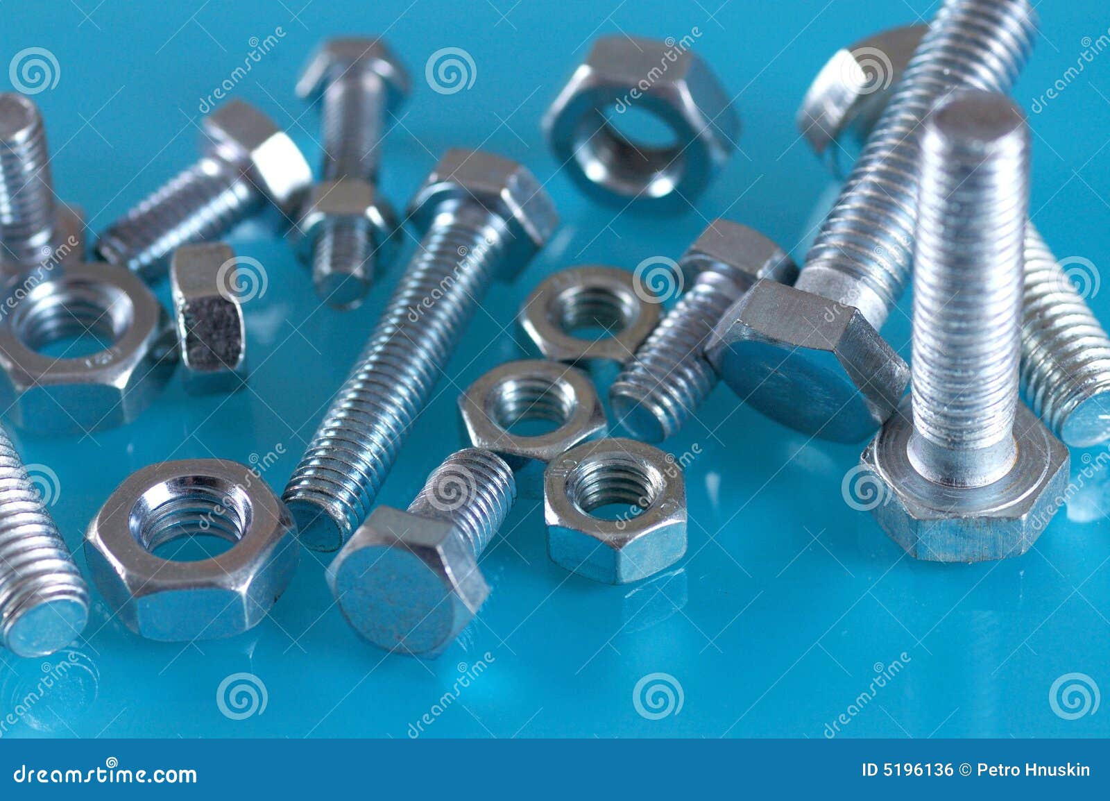 Muttern - und - Schrauben stockfoto. Bild von industriell - 5196136