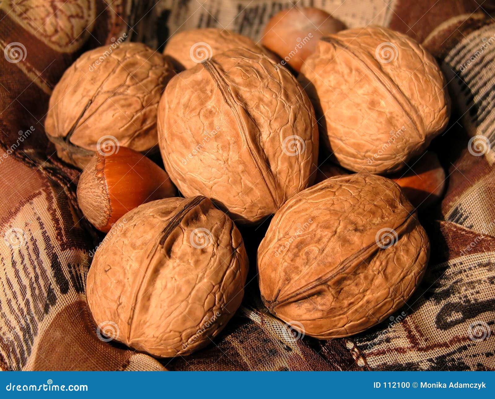 Muttrar arkivfoto. Bild av valnötter, muttrar, skorpa, artikel - 112100