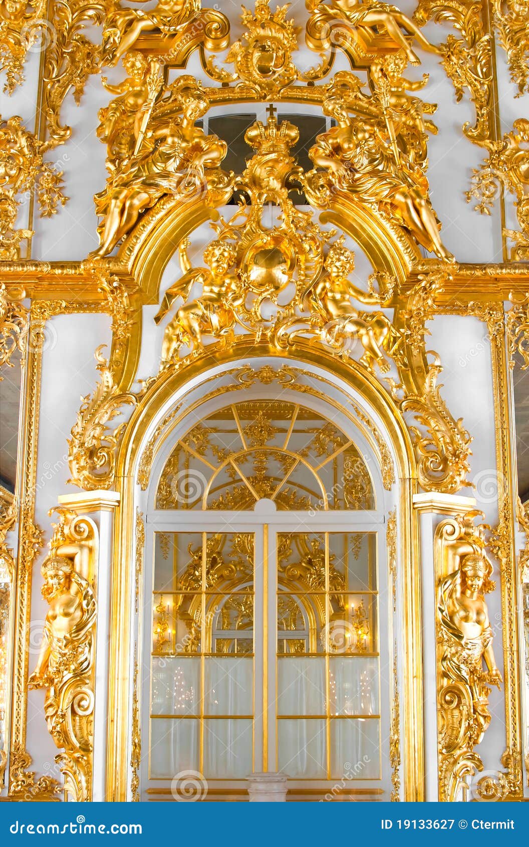 Muur met deur in paleis stock afbeelding. Image of versieren - 19133627