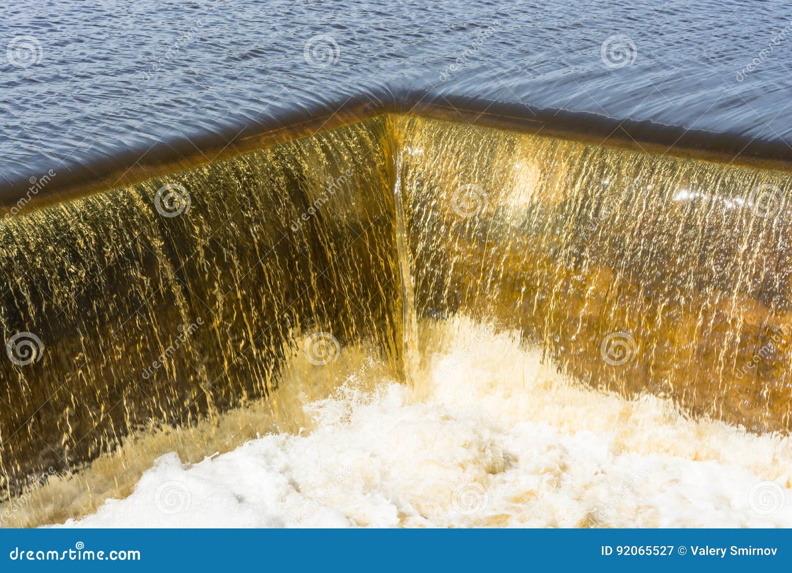 Muur Van Dalend Water En Het Witte Wervelende Schuim Stock Afbeelding ...