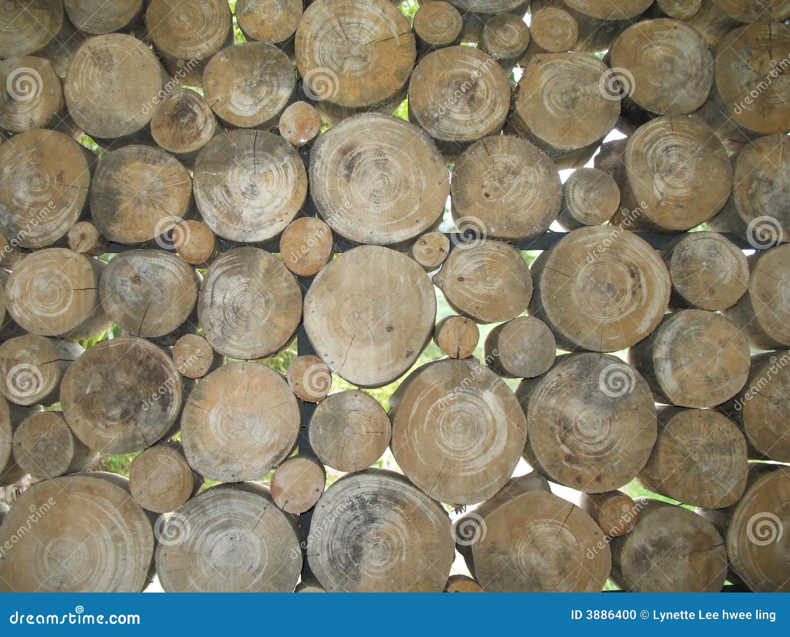 Muur van hout stock foto. Image of blokken, groot, rondes - 3886400