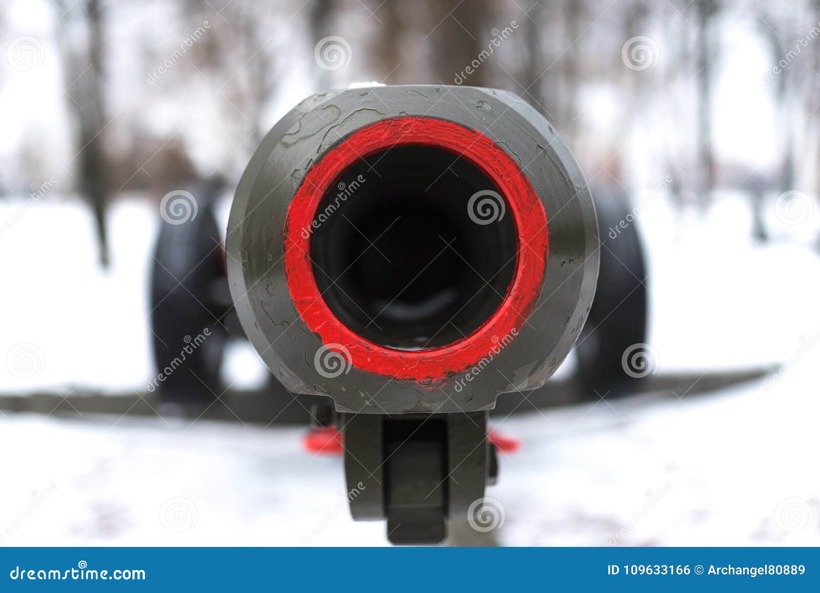 The Muzzle of an Artillery Gun Stock Photo - Image of pointing, lens ...