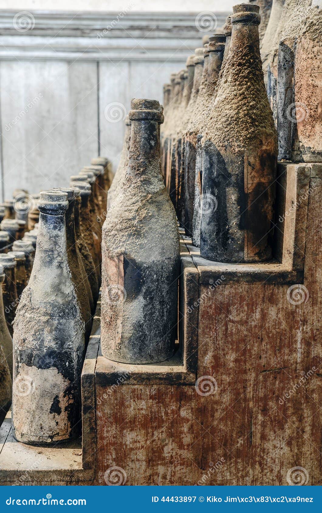 Mycket gamla flaskor fotografering för bildbyråer. Bild av vinodling ...
