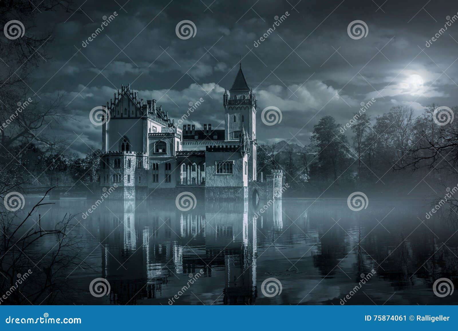 Mystisches Wasserschloss Im Mondschein Stockbild - Bild von verlassen ...