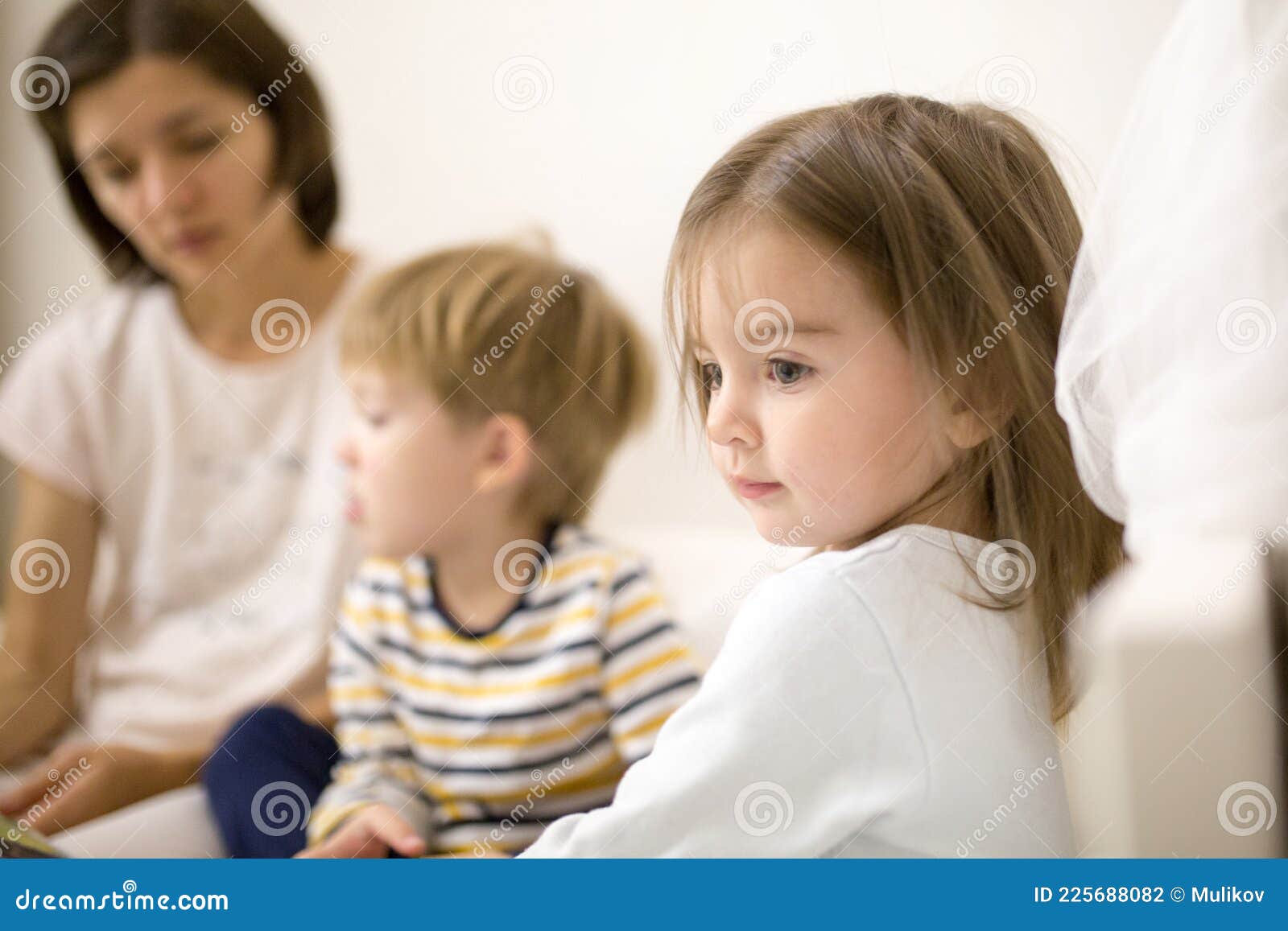 Mãe Com Filhos Lê Um Livro Antes De Ir Para A Cama Foto De Stock