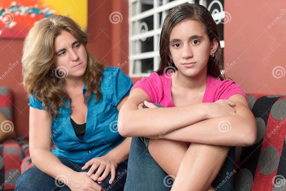 A Mãe Preocupada E Triste Olha Sua Filha Adolescente Foto De Stock