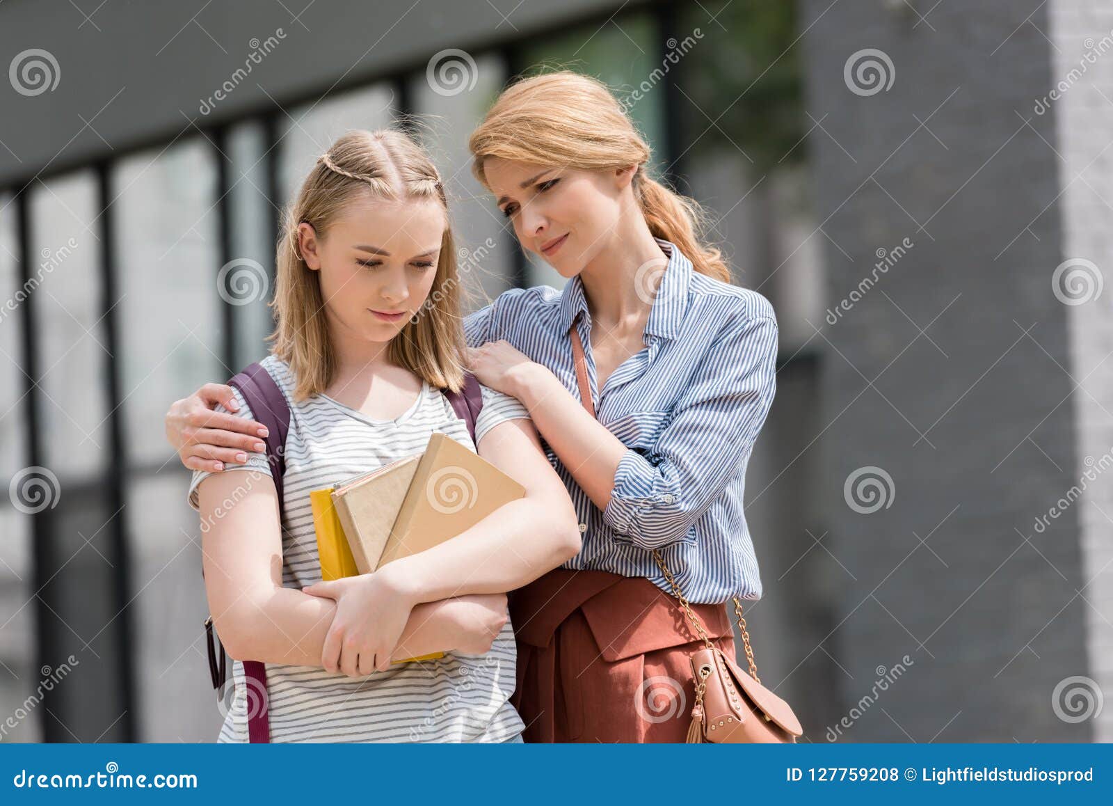 Mãe Que Abraça Sua Filha Adolescente Quando Ela Que Guarda A Pilha Foto