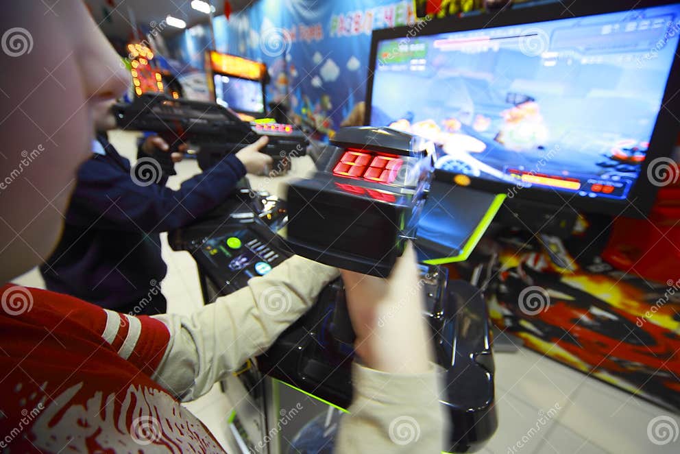 Mãos Dos Meninos Que Jogam Os Jogos Video Imagem De Stock Imagem De
