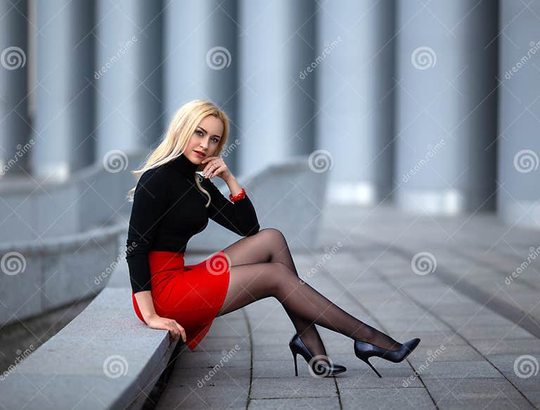 Mädchen Mit Den Perfekten Beinen In Der Strumpfhose Am Stadtplatz