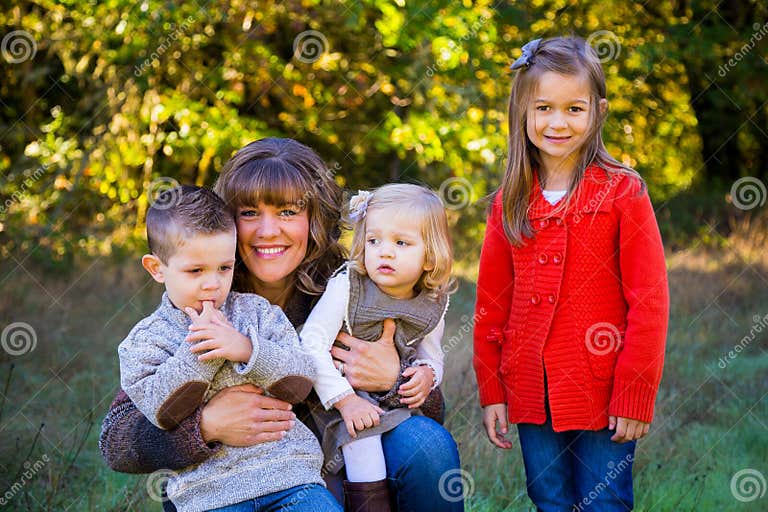 Mère Avec Trois Enfants Photo Stock Image Du Verticale 36058238
