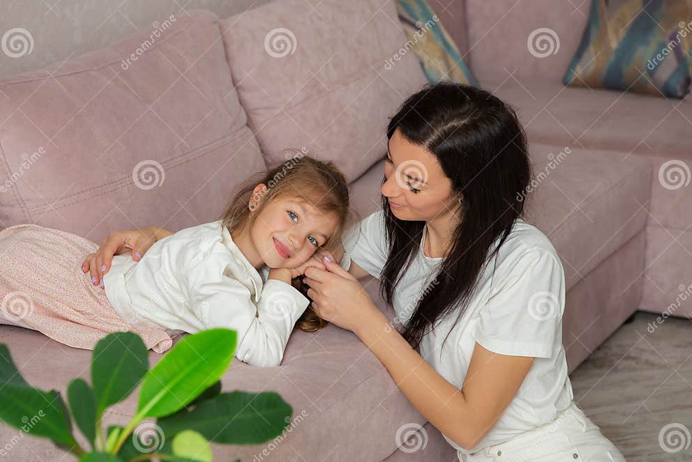 Mère Et Sa Fille Qui Jouent Et Se Serrent Dans Leurs Bras Famille