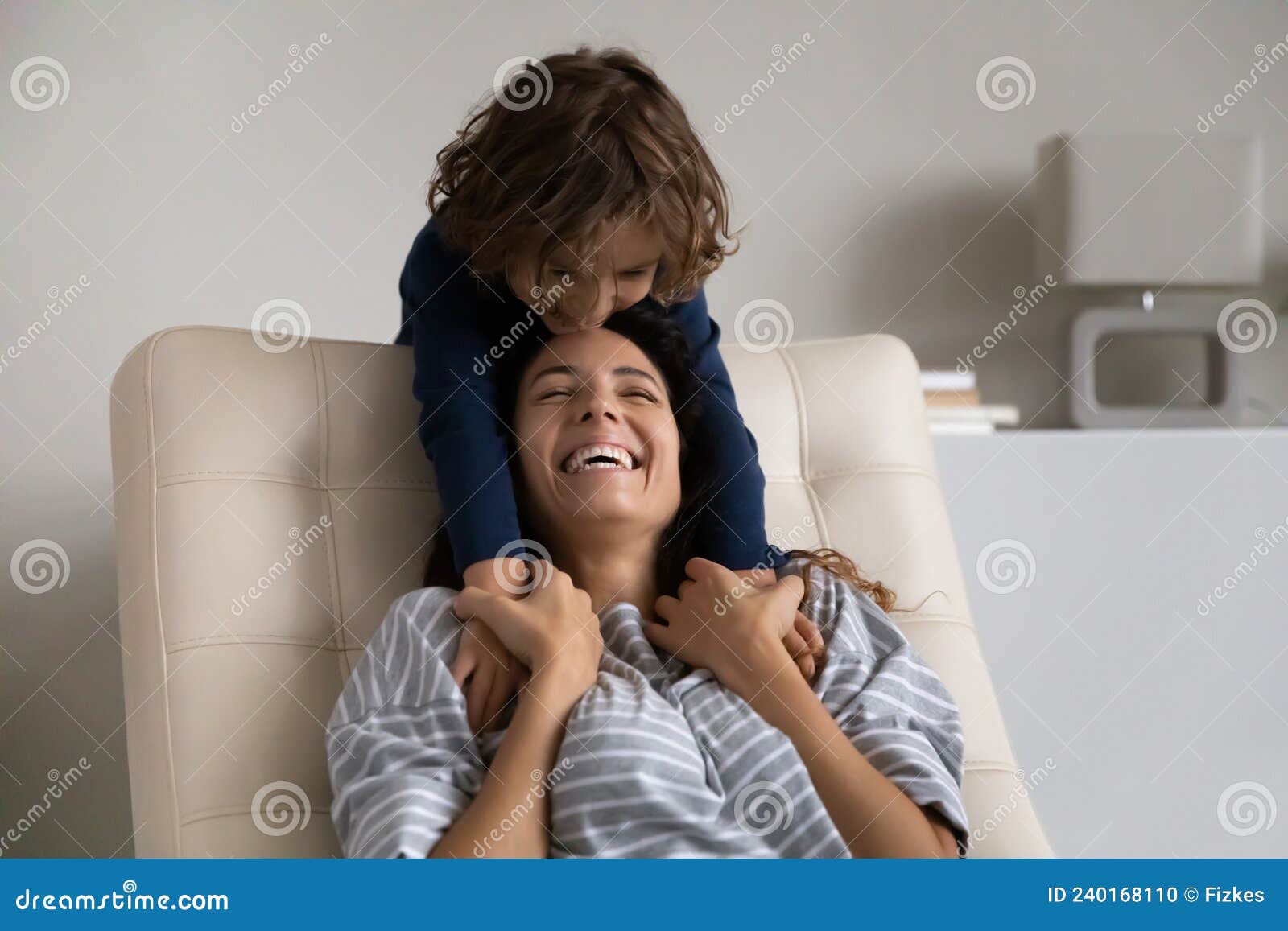 Mère Heureuse Son Fils Profite Du Temps Ensemble à La Maison Photo