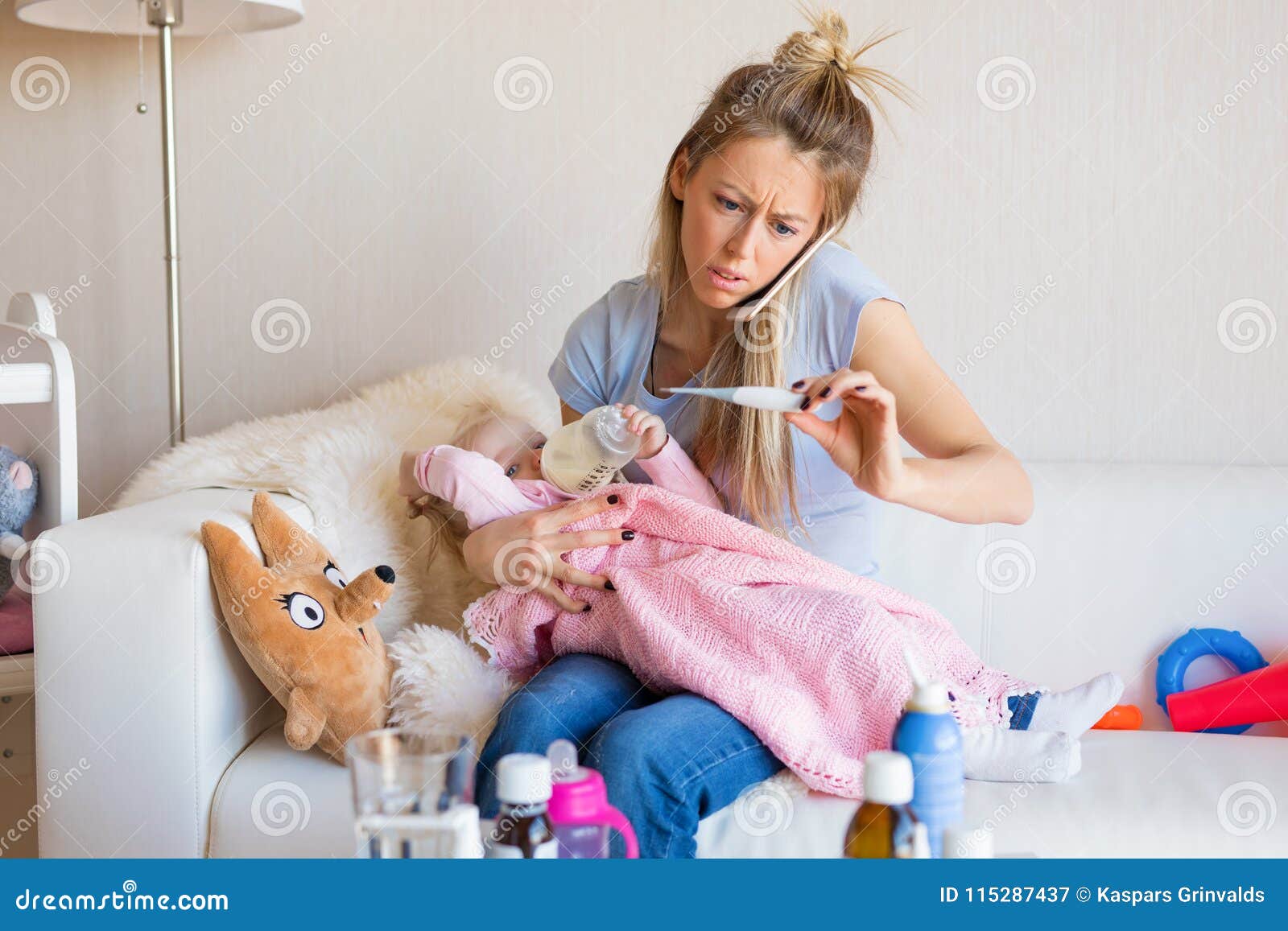 Mère Inquiétée Avec Le Bébé Malade Appelle Le Docteur Image Stock