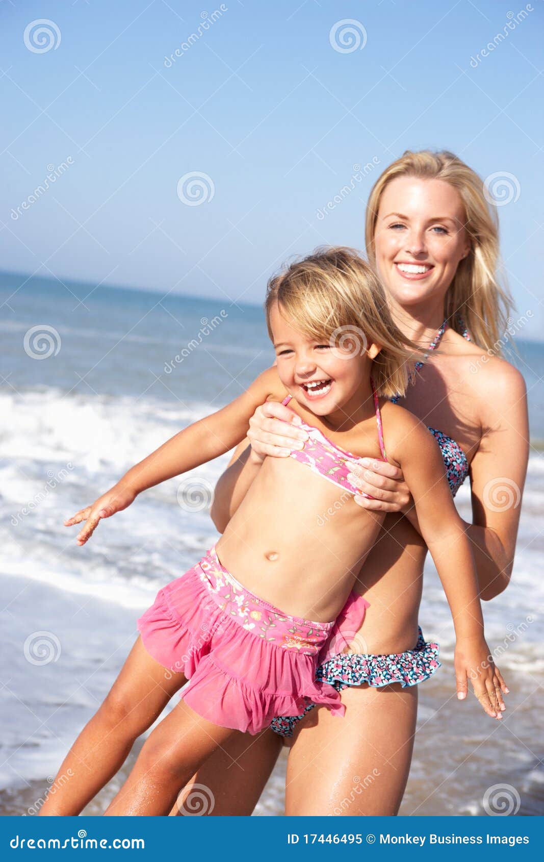 Mère Jouant Avec La Jeune Fille Sur La Plage Image Stock Image Du