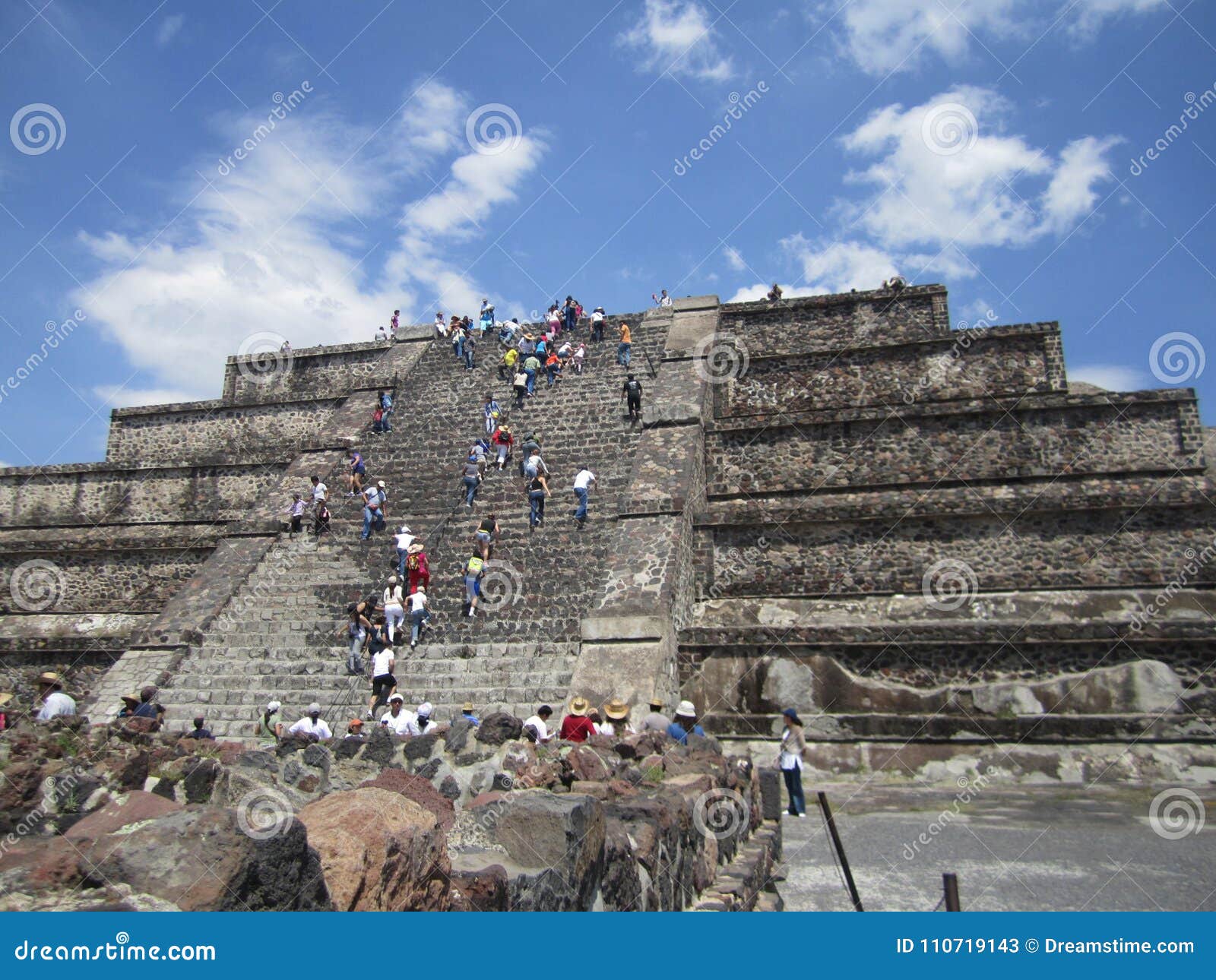 México, Pirâmides De Teutihuacan Pirâmide Do Sol E Da Lua Foto de Stock Editorial - Imagem de ...