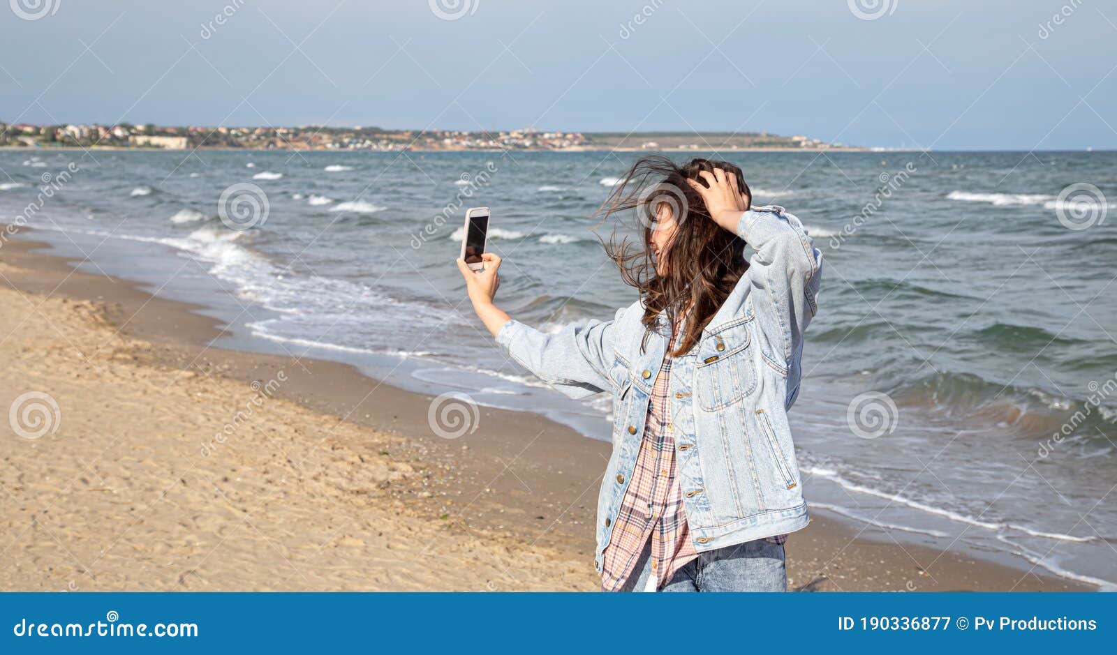 Młoda Kobieta Robi Zdjęcie Z Selfie Nad Morzem Obraz Stock Obraz