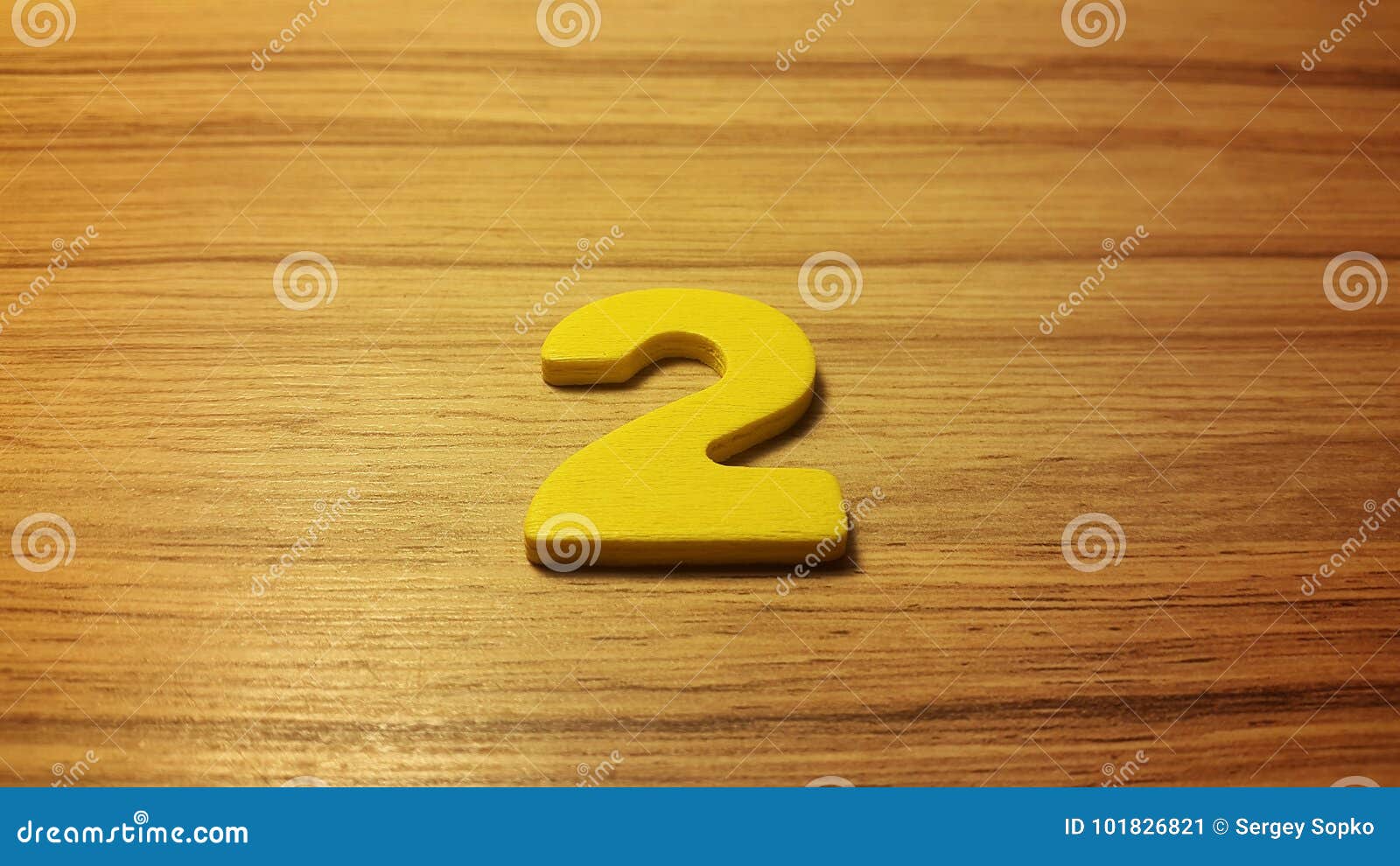 Número Amarillo 2 En Fondo De Madera Imagen de archivo - Imagen de ...