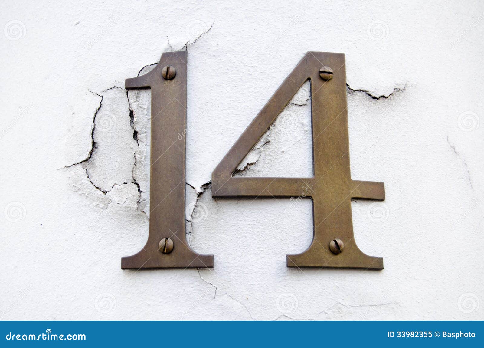 Número Catorce En La Pared Agrietada Imagen de archivo - Imagen de ...