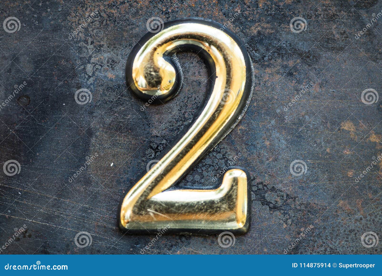 Número dos que pone letras foto de archivo. Imagen de fecha - 114875914