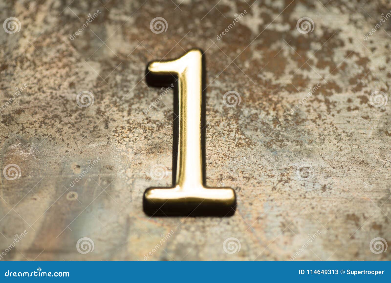 Número uno que pone letras imagen de archivo. Imagen de feliz - 114649313