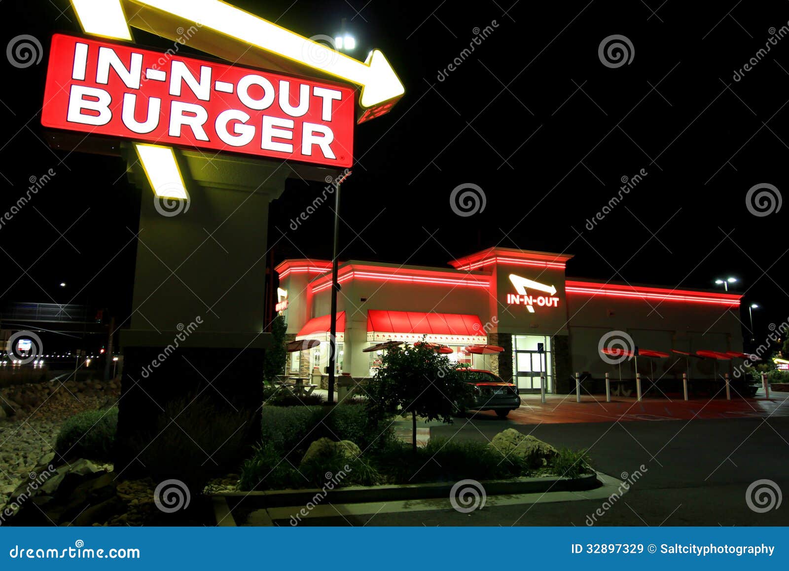 In-N-Out at night editorial stock image. Image of driveup - 32897329