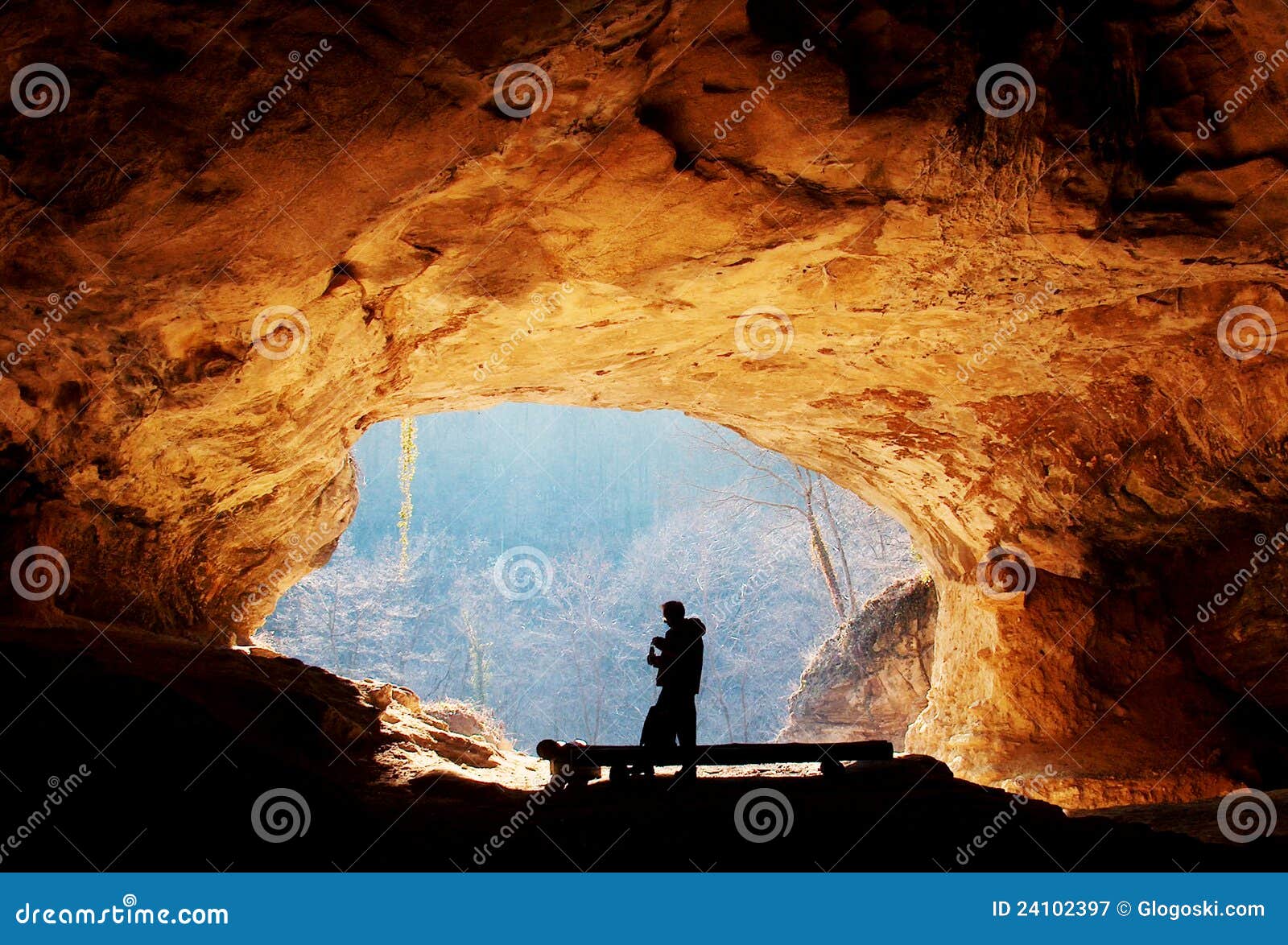 Na entrada da caverna imagem de stock. Imagem de montanha - 24102397