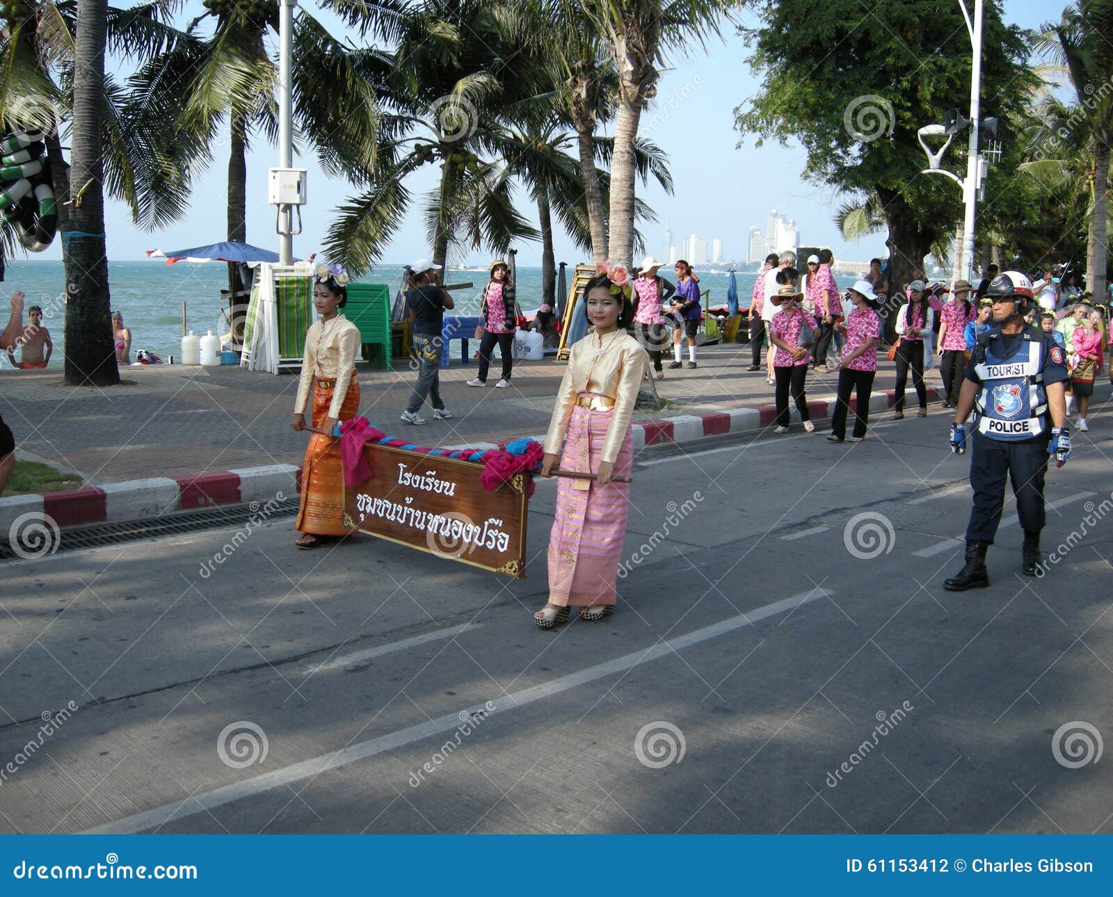 Na parada fotografia editorial. Imagem de estrada, praia - 61153412