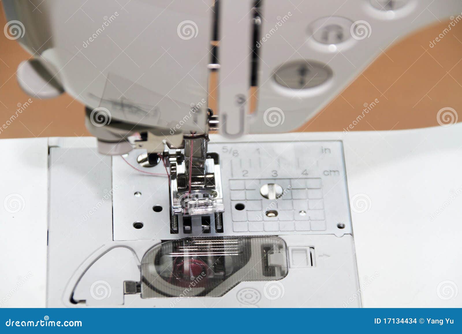 Naaimachine stock foto. Image of apparatuur, draad, naaien - 17134434