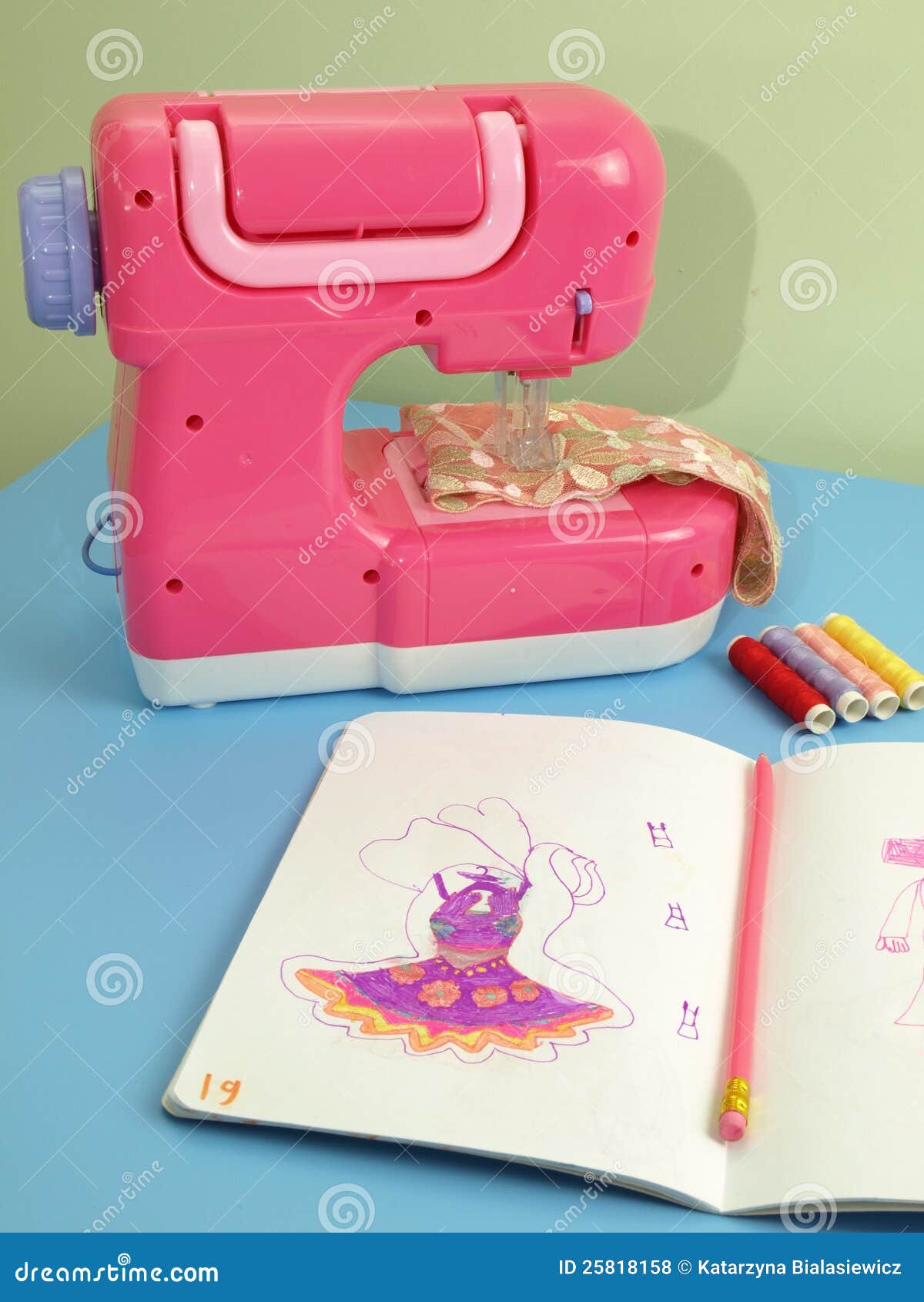 Naaimachine stock foto. Image of kind, spel, maatregelen - 25818158