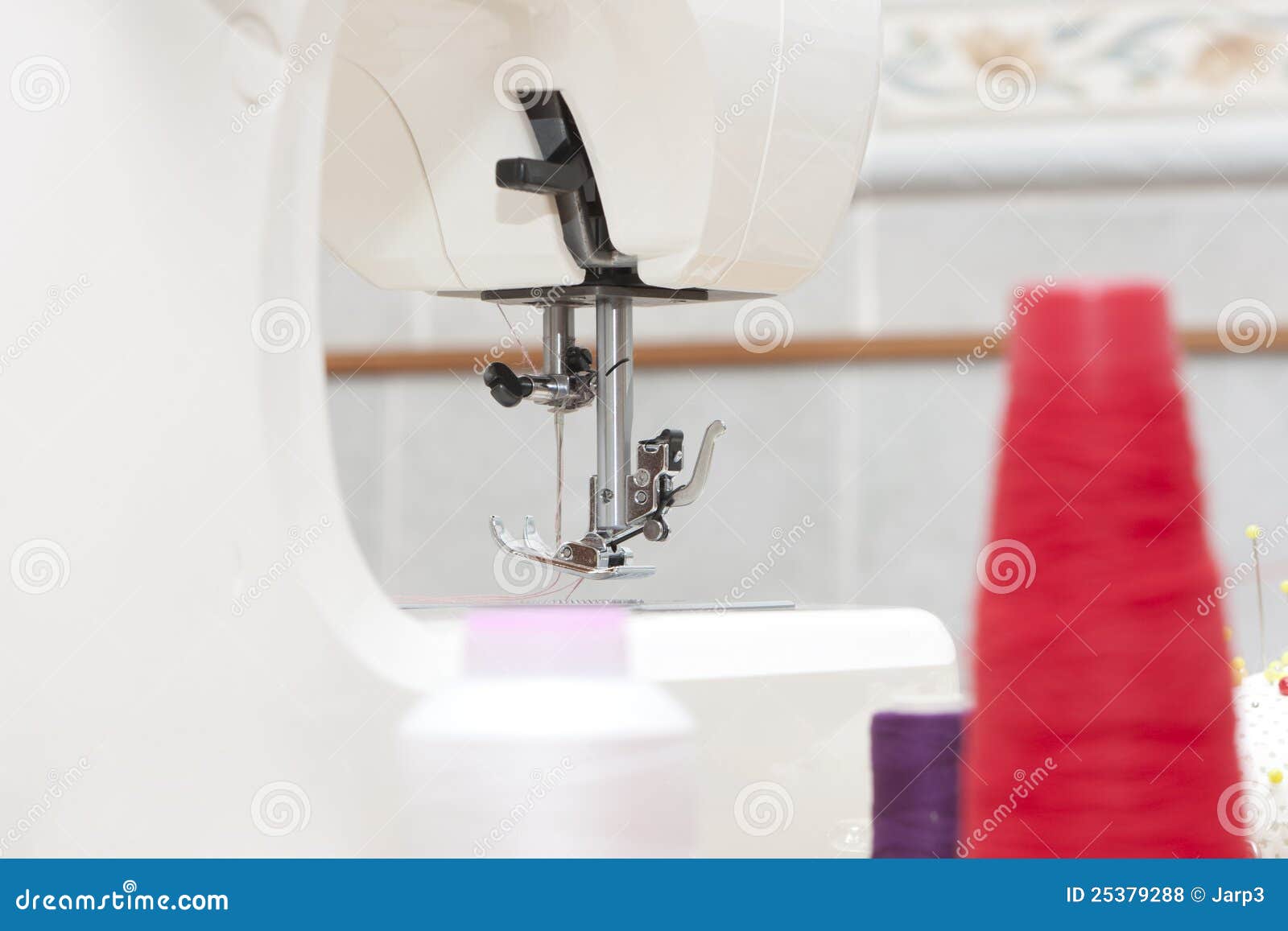 Naaimachine en naald stock foto. Image of spoel, handwerk - 25379288