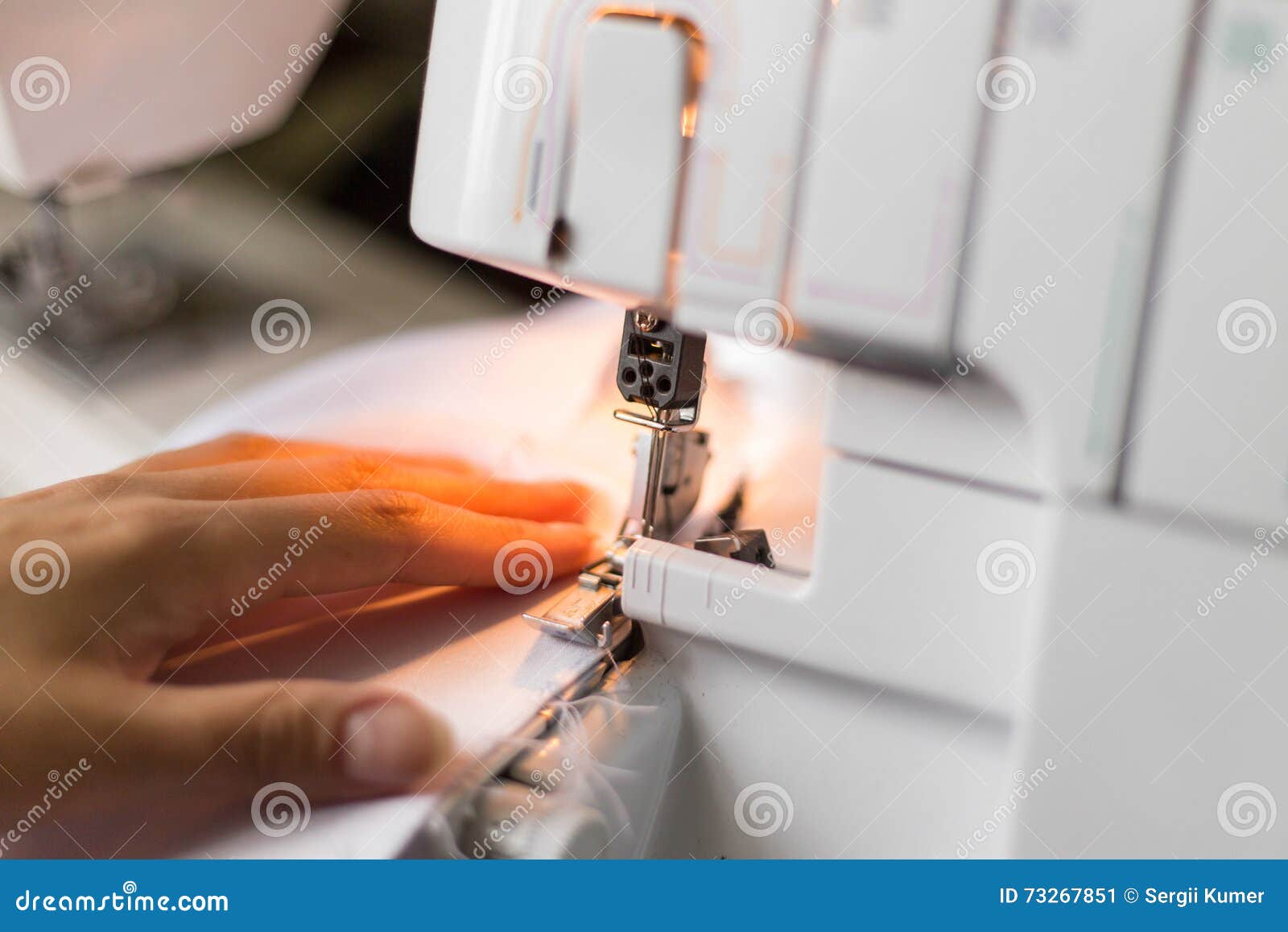 Naaister Die Overlock Naaimachine Met Behulp Van Stock Afbeelding ...