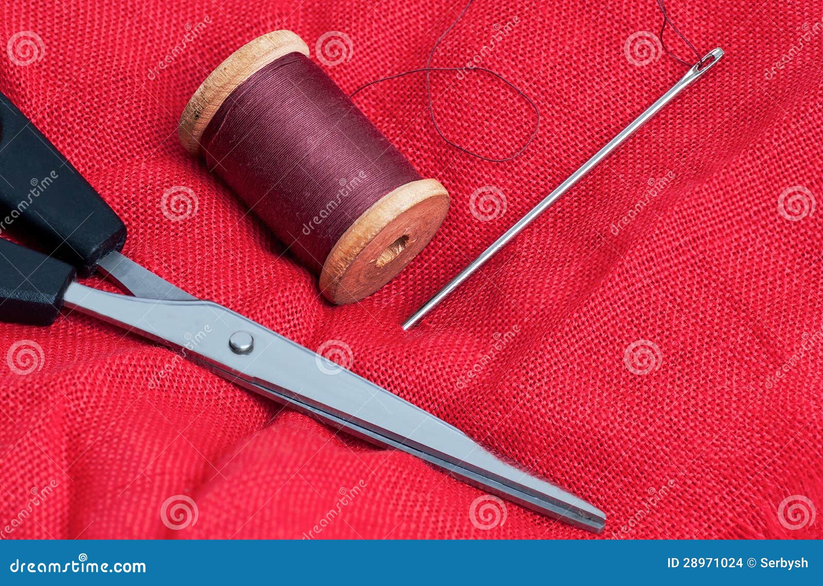 Naald En Draad Op Een Rode Achtergrond Stock Foto - Image of stof ...