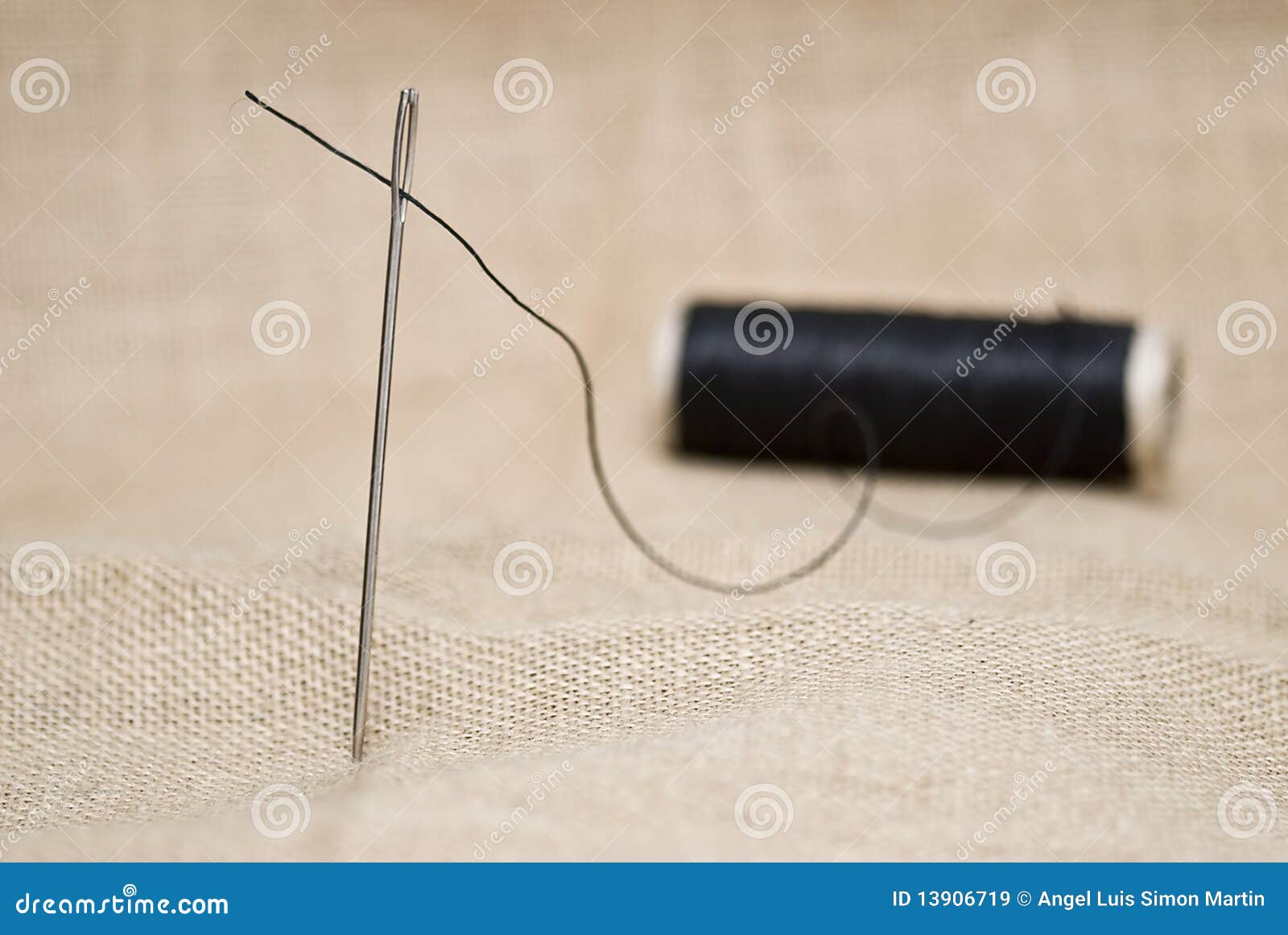 Naald En Draad Voor Het Naaien. Stock Afbeelding - Image of sluit ...