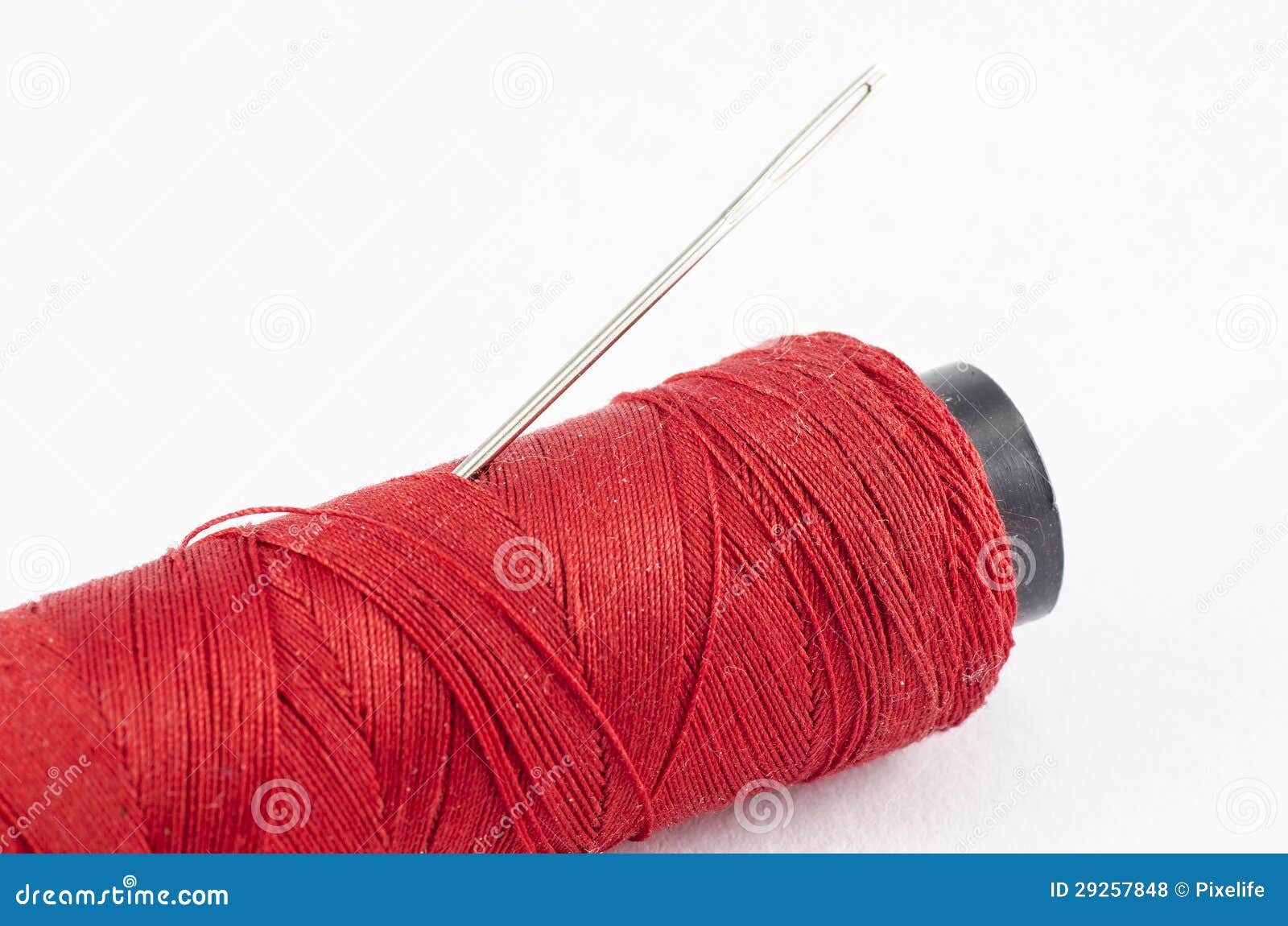 Naald en rode draad stock foto. Image of micro, handgemaakt - 29257848